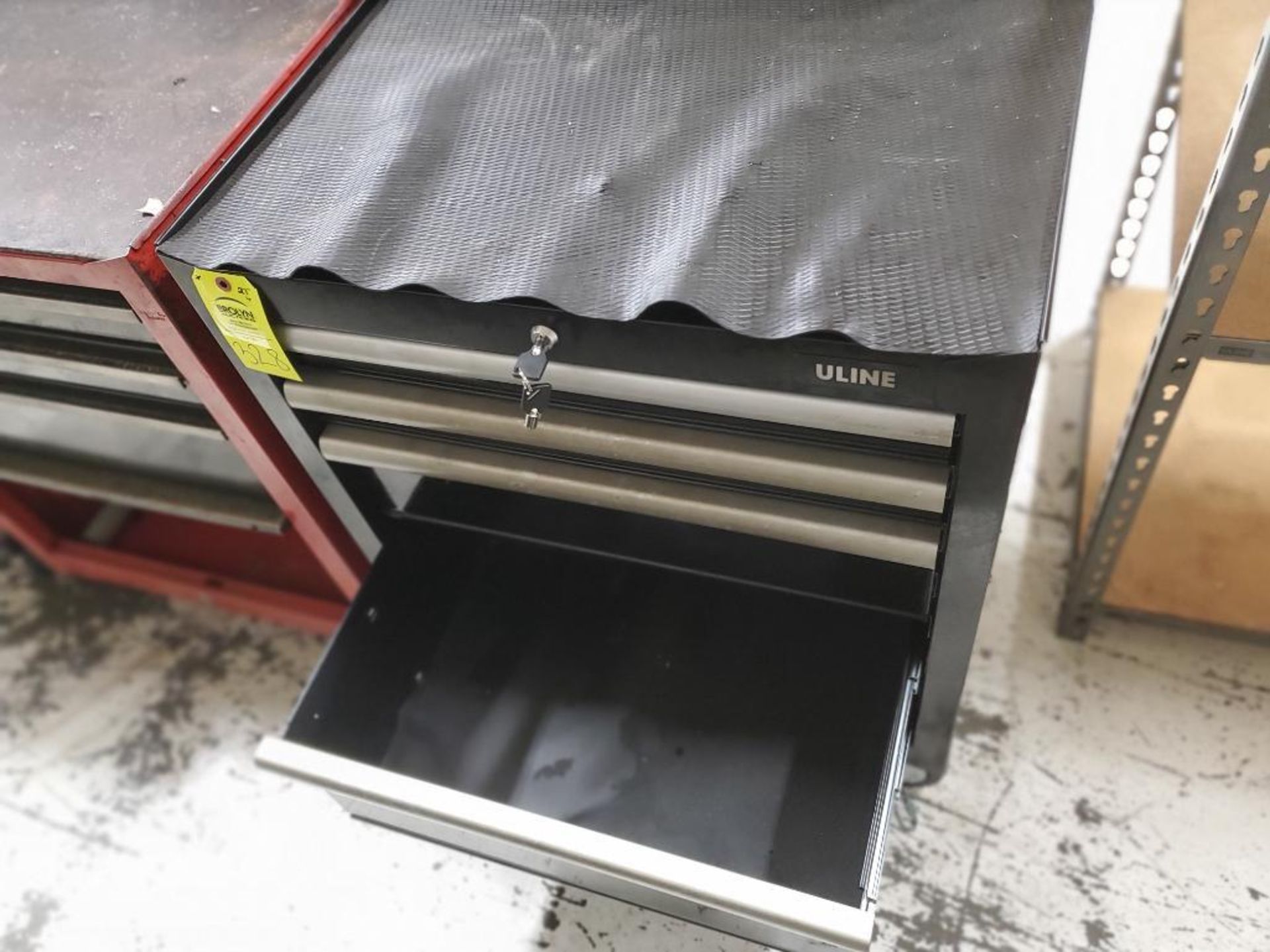 4 drawer roll around tool box. 27in width.