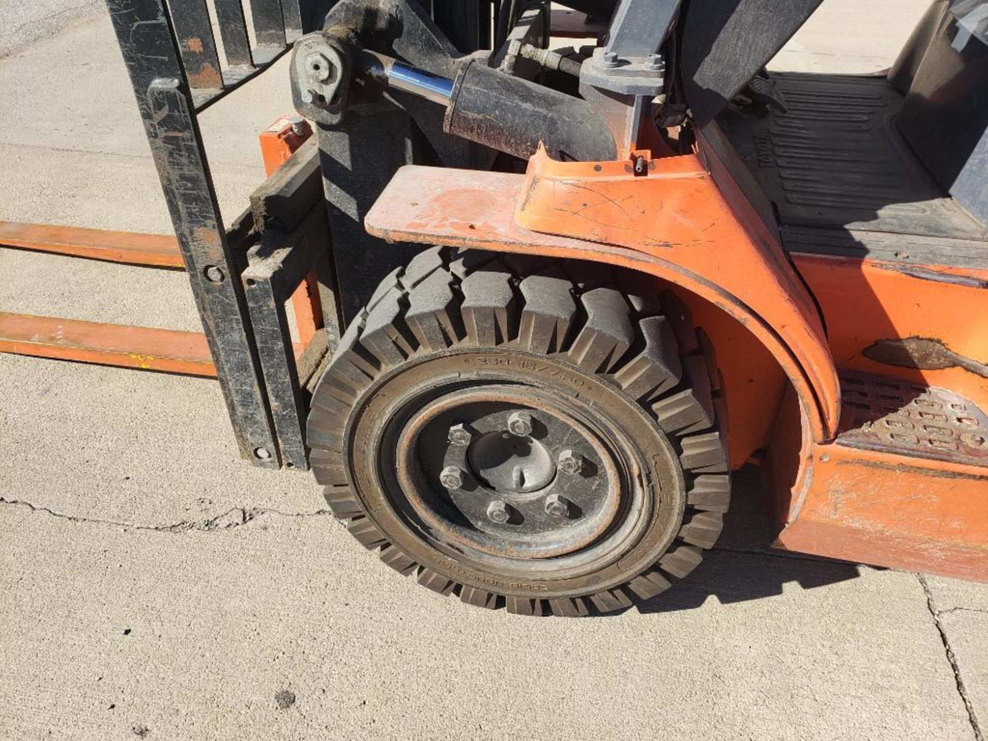 8000lb Toyota LP forklift. Model 7FGU35. Serial # 62573. 132in lift ...