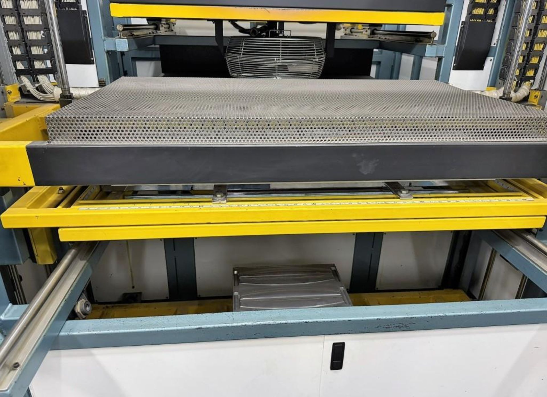ZMD International Shuttle Thermoformer, Model V223.DHCG, Serial# 1560 ...