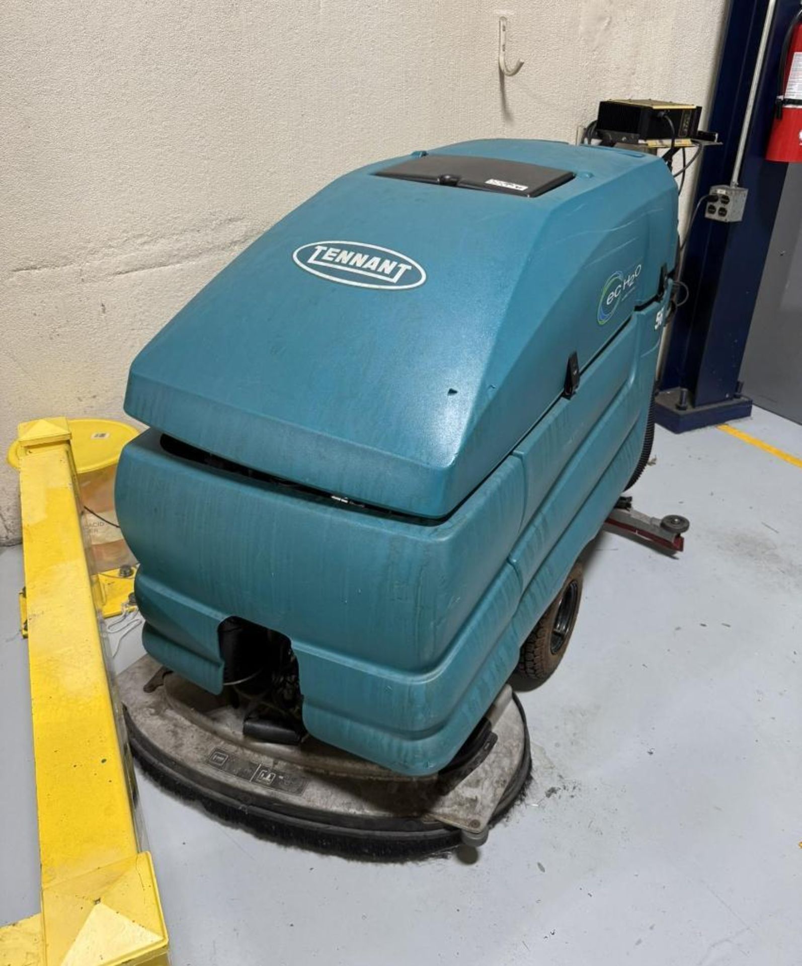 Tenant Orbio EcH2O Battery Operated Floor Scrubber, Model # 5680 ...