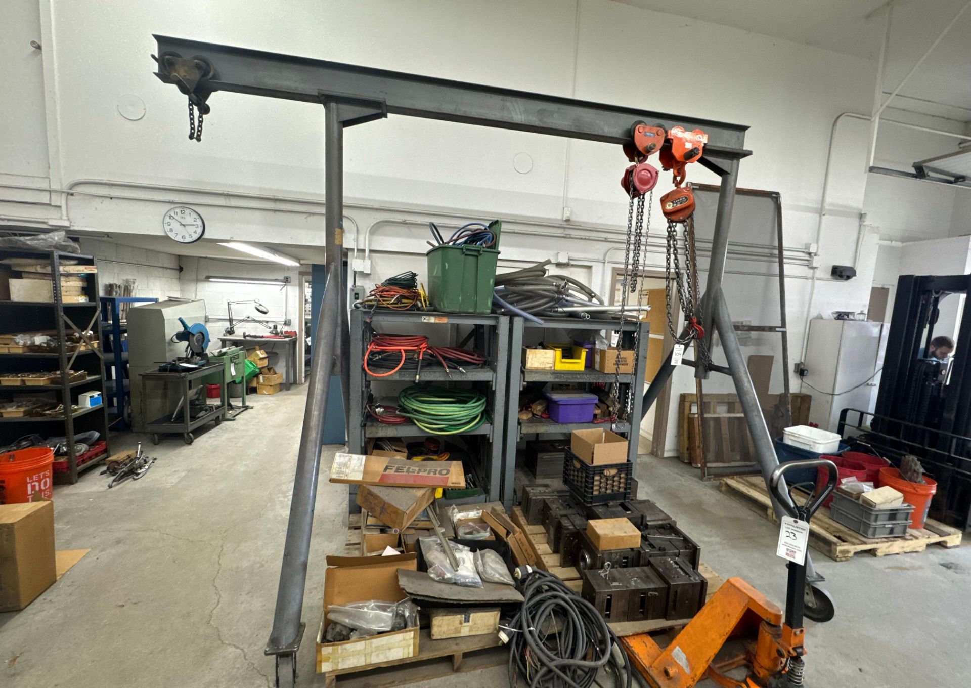 Global Equipment 4,000 lb. capacity gantry crane. Includes two 2-ton ...