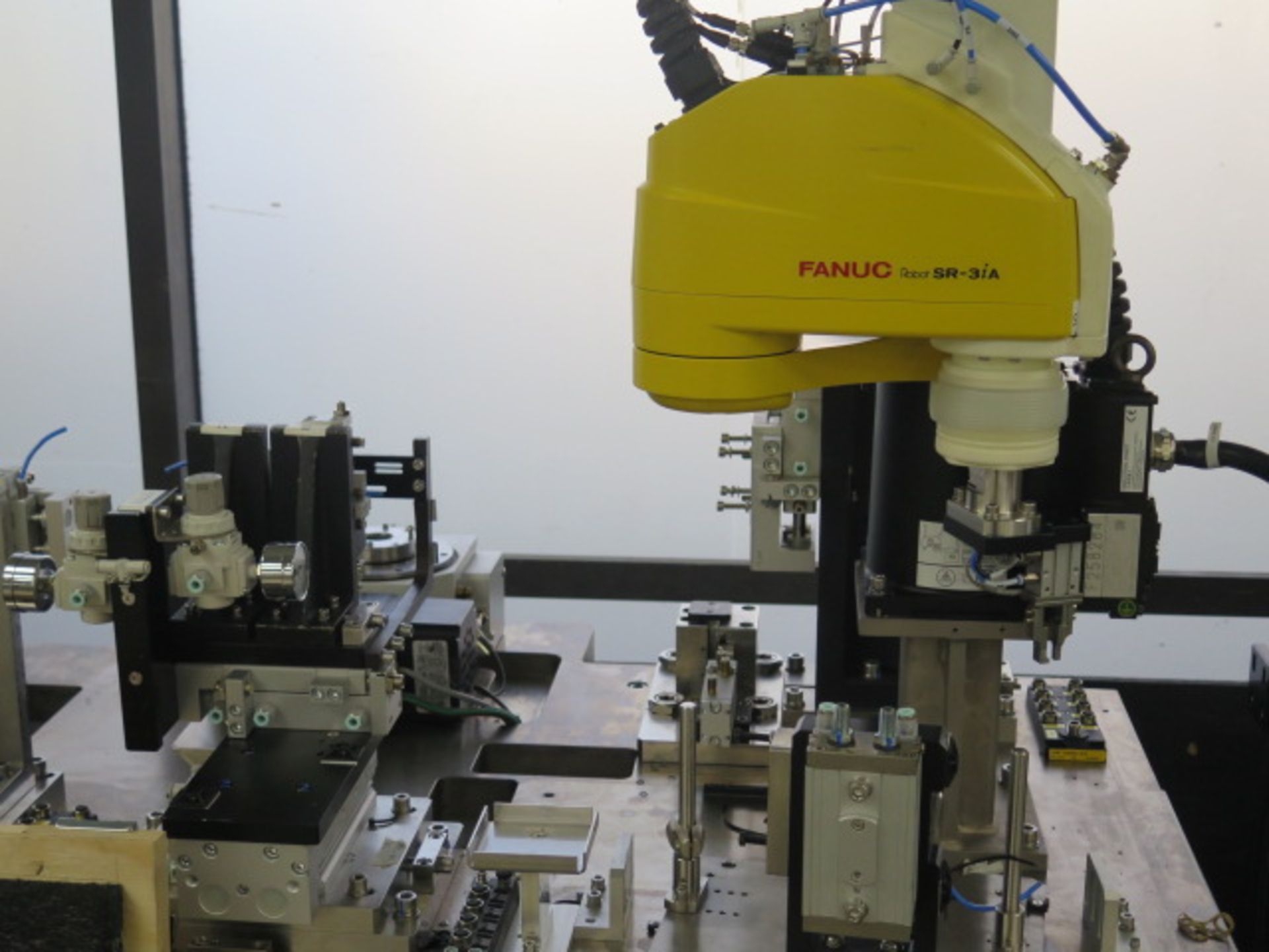 Fanuc Robot SR-3iA3 Robotic Pick & Place System w/ (3) Robotic ...