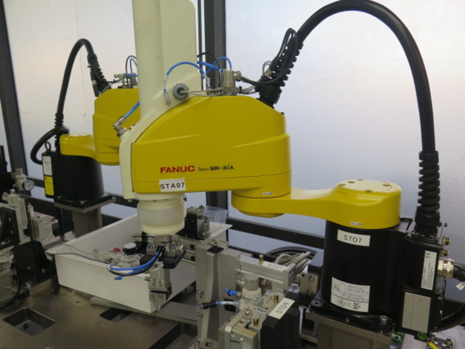 Fanuc Robot SR-3iA3 Robotic Pick & Place System w/ (3) Robotic ...