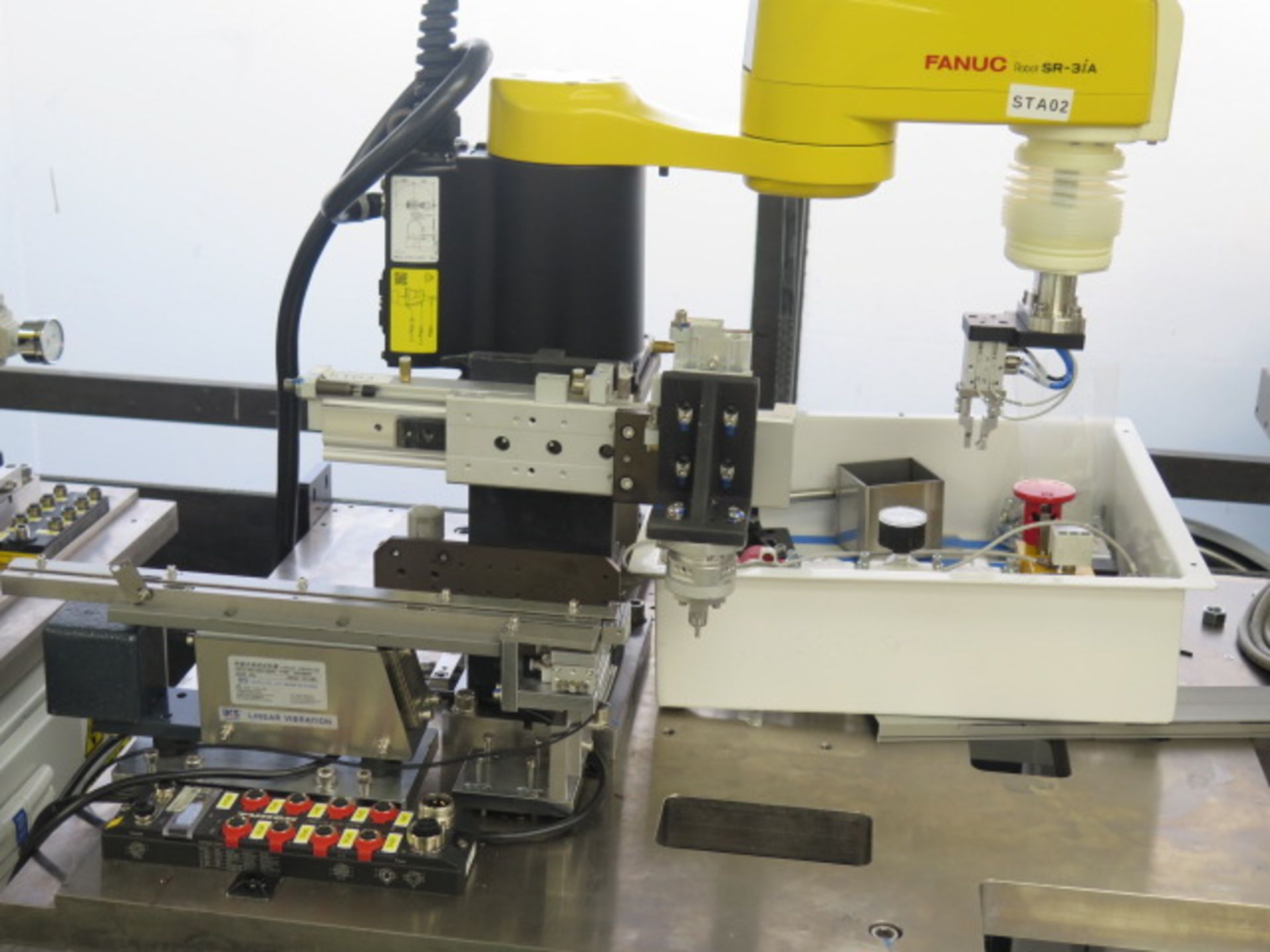 Fanuc Robot SR-3iA3 Robotic Pick & Place System w/ (3) Robotic ...