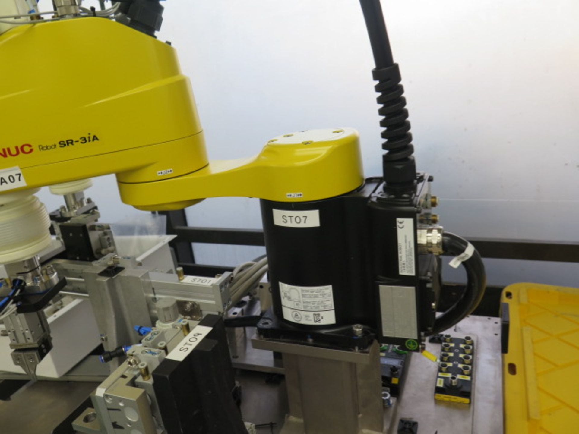 Fanuc Robot SR-3iA3 Robotic Pick & Place System w/ (3) Robotic ...