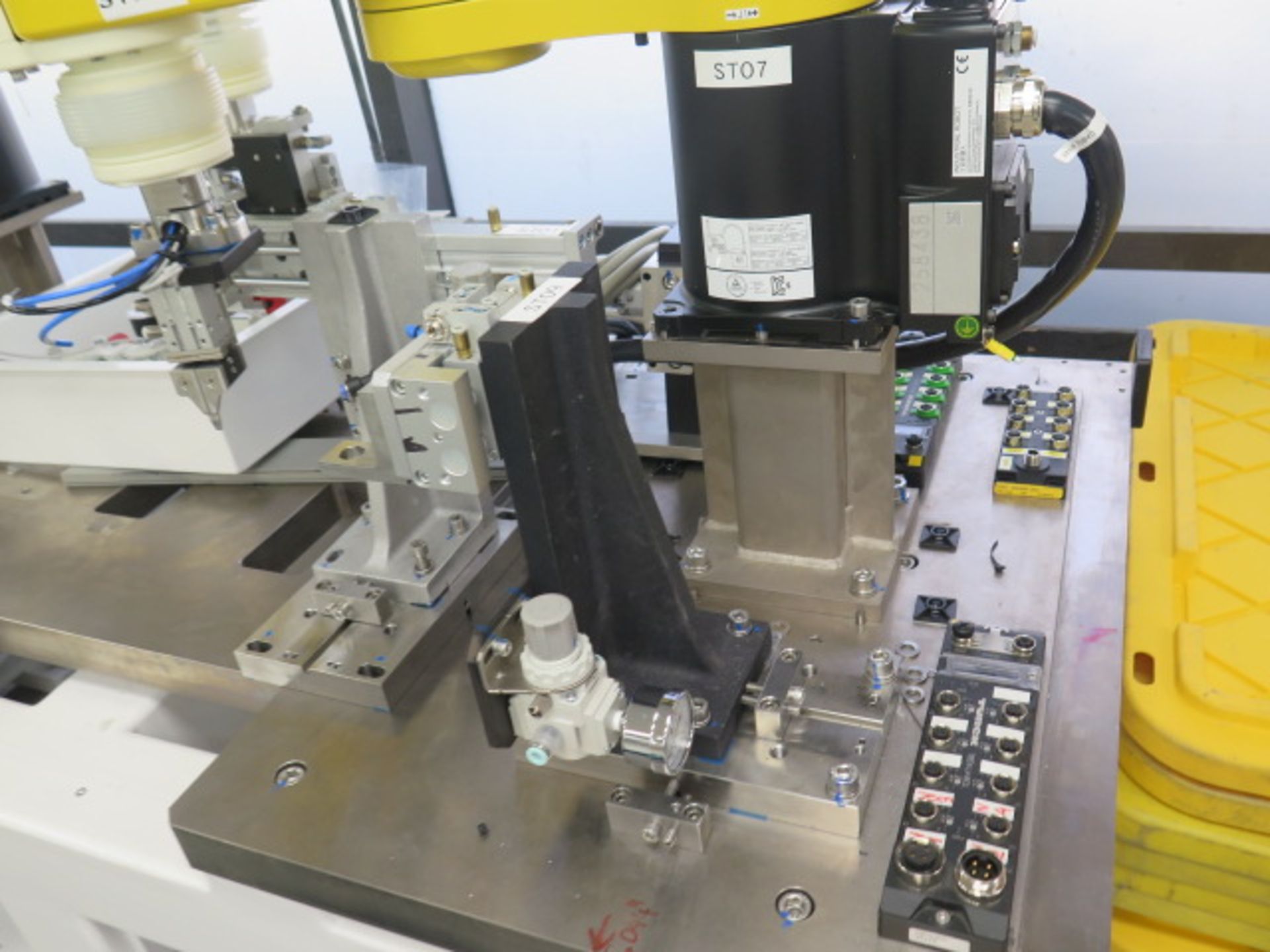 Fanuc Robot SR-3iA3 Robotic Pick & Place System w/ (3) Robotic ...