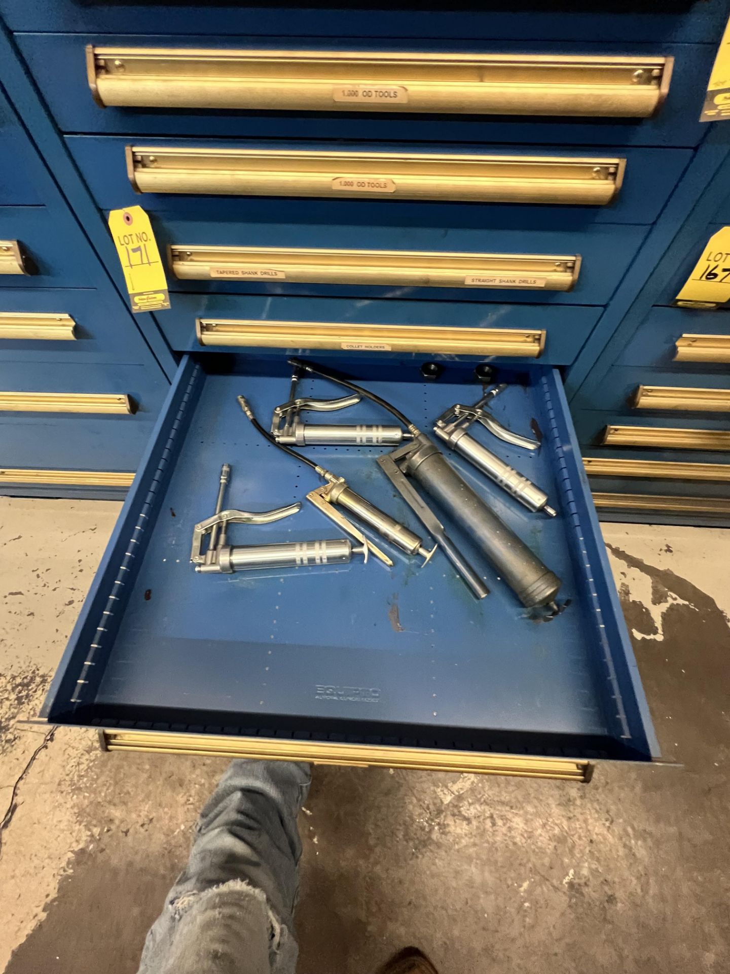 CONTENTS OF 3-DRAWERS: TAPERED AND STRAIGHT SHANK DRILLS, COLLET ...