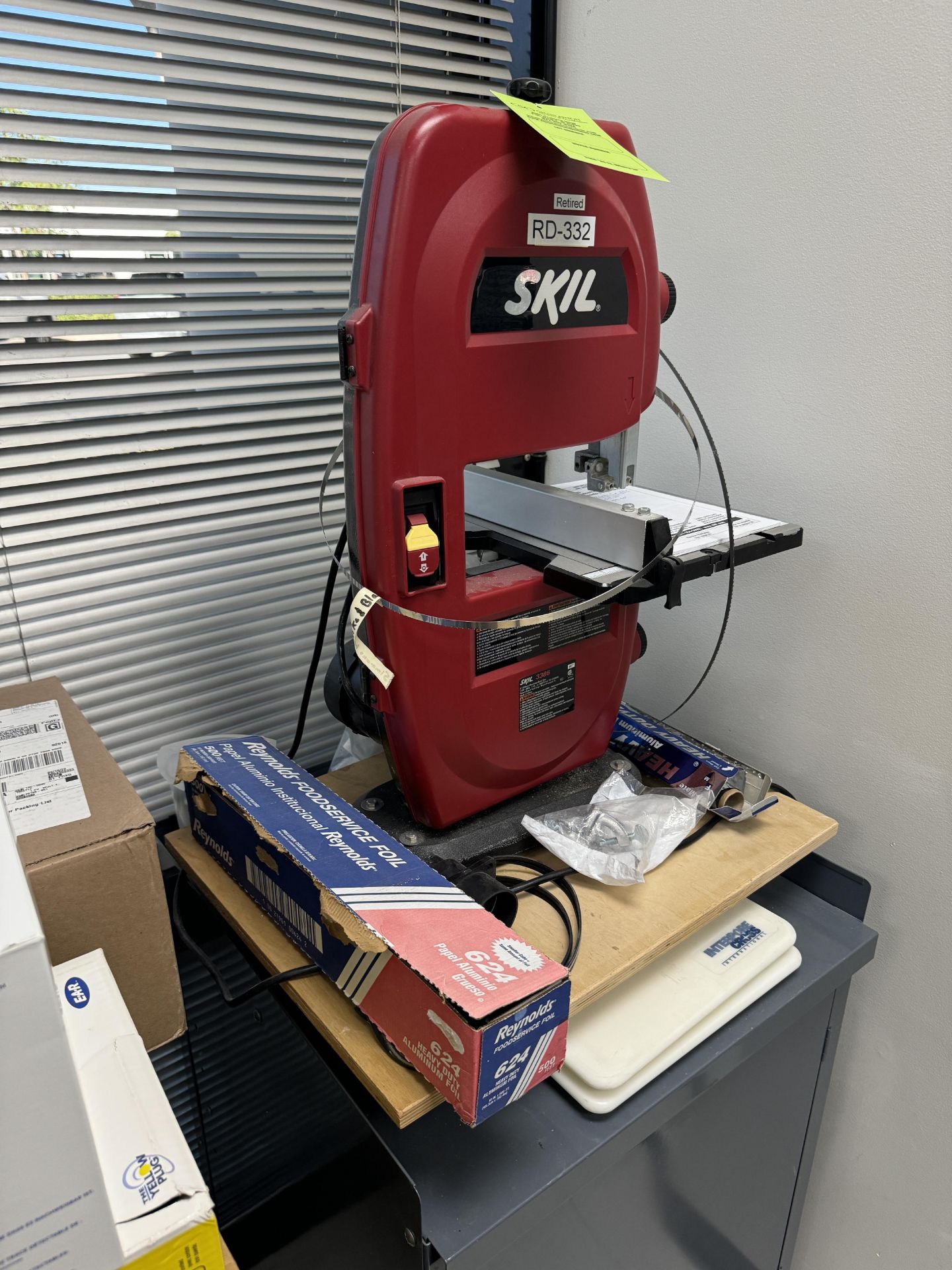 SKIL 9" BENCHTOP BAND SAW WITH CABINET MODEL # 3386; 120 V; 60 HZ (RD-332)