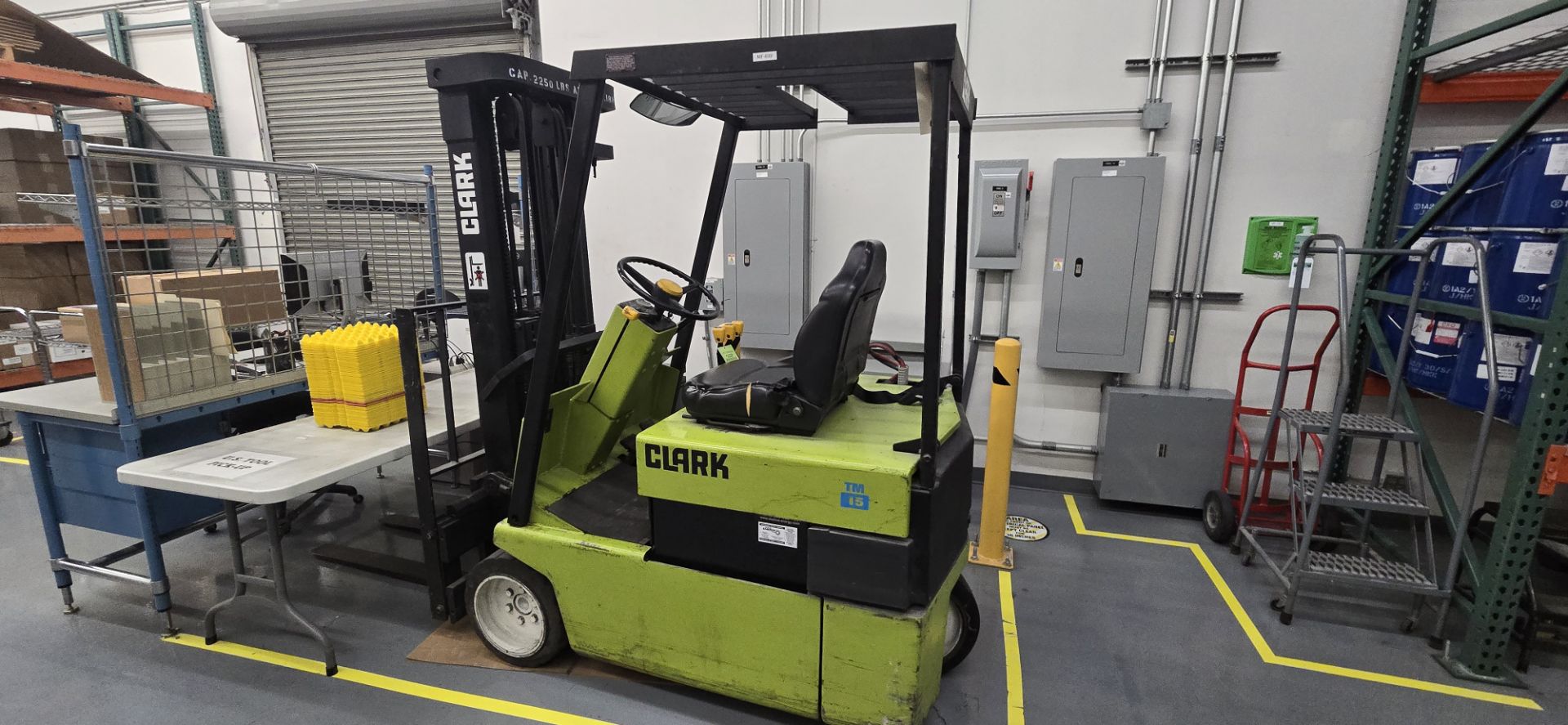 CLARK ELECTRIC FORK LIFT MODEL # TM15 SERIAL # TM247-0835-7555FB; 2700 ...