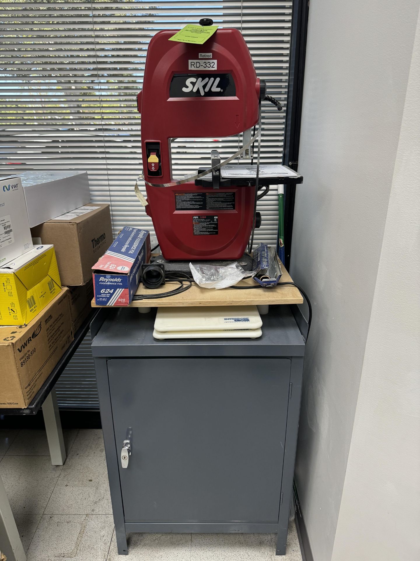 SKIL 9" BENCHTOP BAND SAW WITH CABINET MODEL # 3386; 120 V; 60 HZ (RD-332)