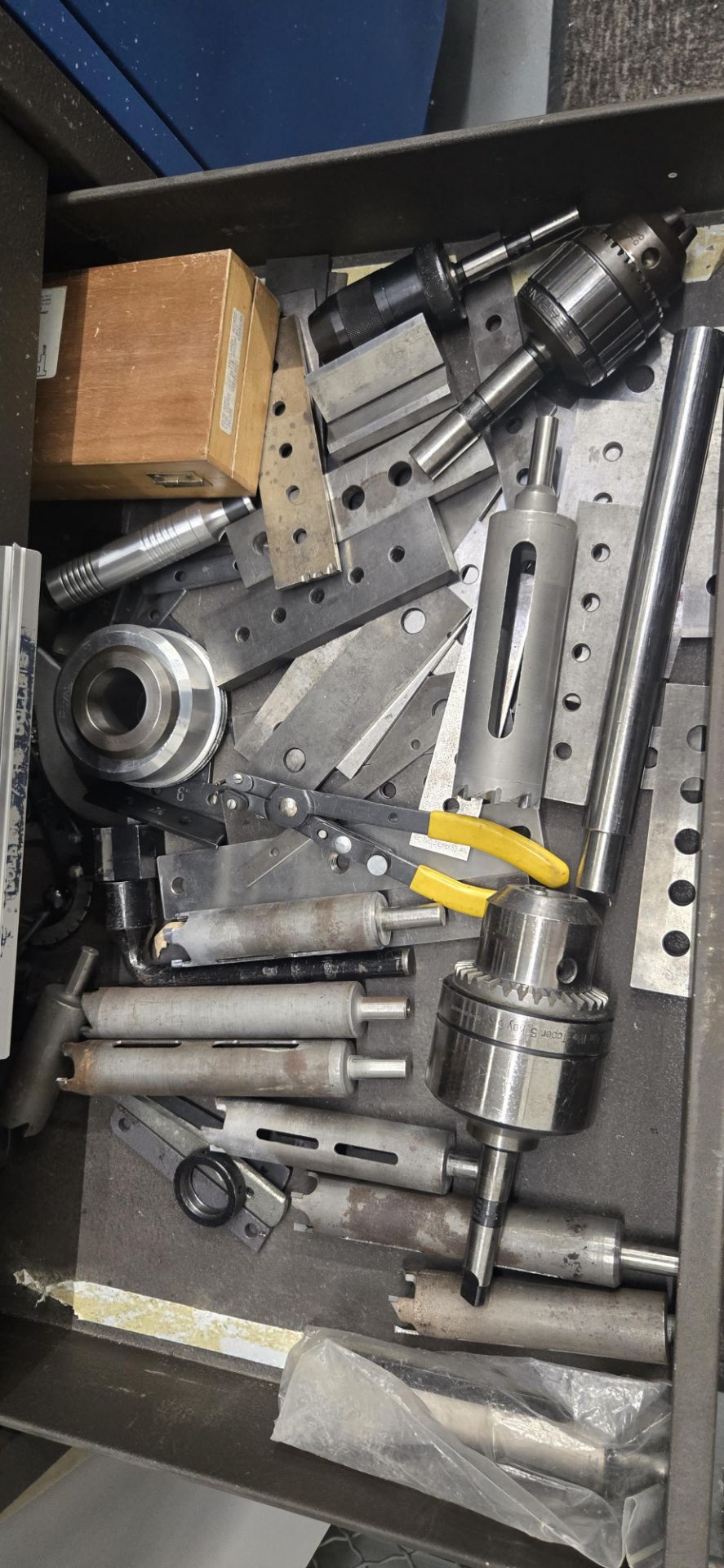 CONTENTS OF 5 DRAWERS: LATHE TOOLING; V-BLOCKS; TOOL HOLDERS; LYNDEX ...