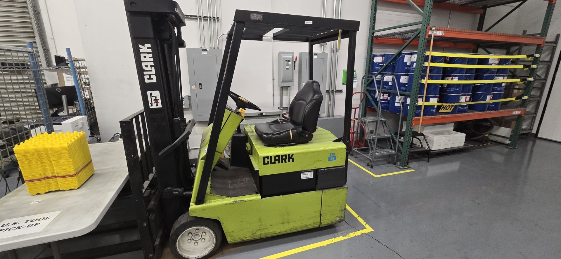 CLARK ELECTRIC FORK LIFT MODEL # TM15 SERIAL # TM247-0835-7555FB; 2700 ...