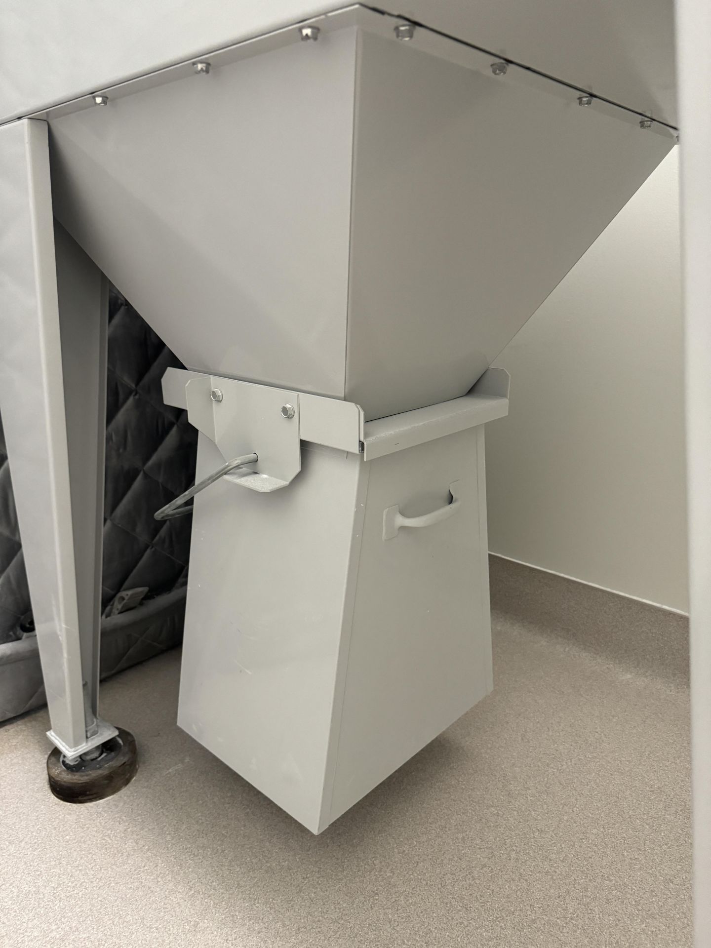2002 AIRFLOW SYSTEMS DCH2 DUST COLLECTOR WITH HOPPER MODEL # DCH2-MS ...