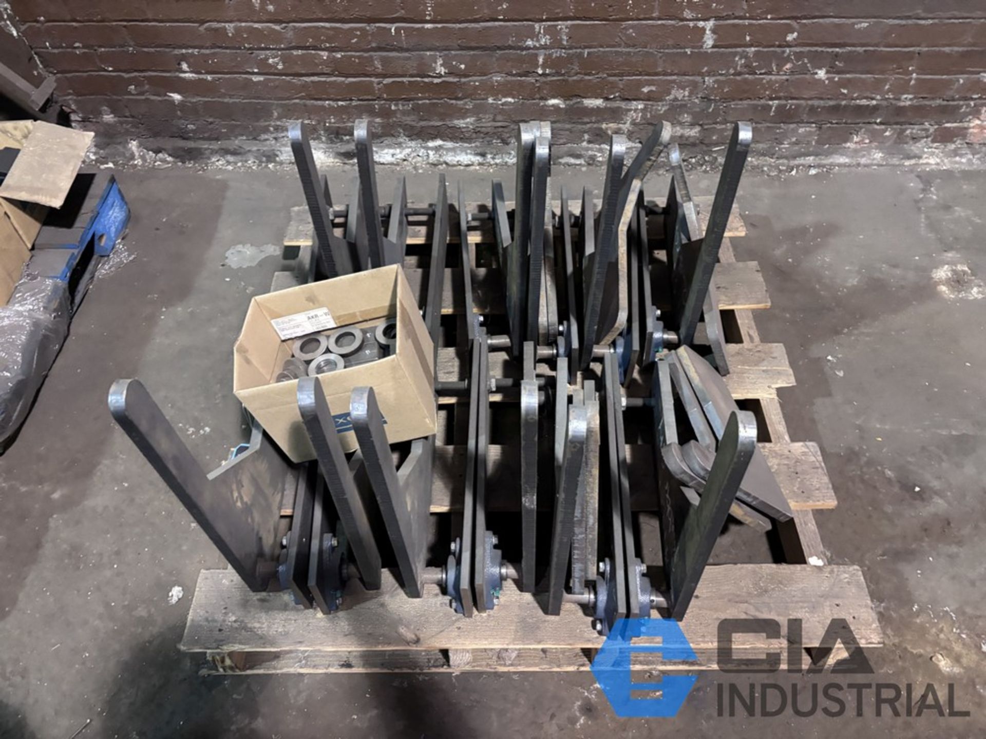 (LOT) HARDWARE ON (2) SKIDS & RACK W/ BAR STOCK