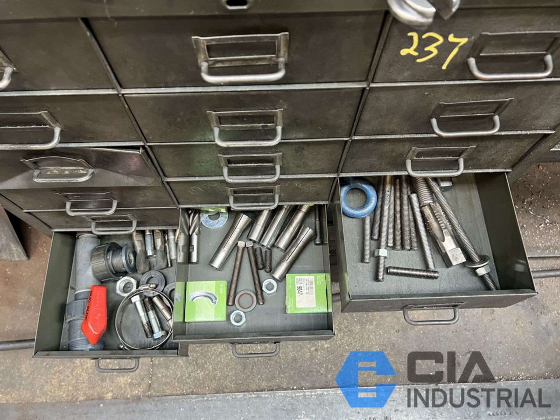 (LOT) R-8 COLLETS & CABINET W/ PERISHABLE TOOLING
