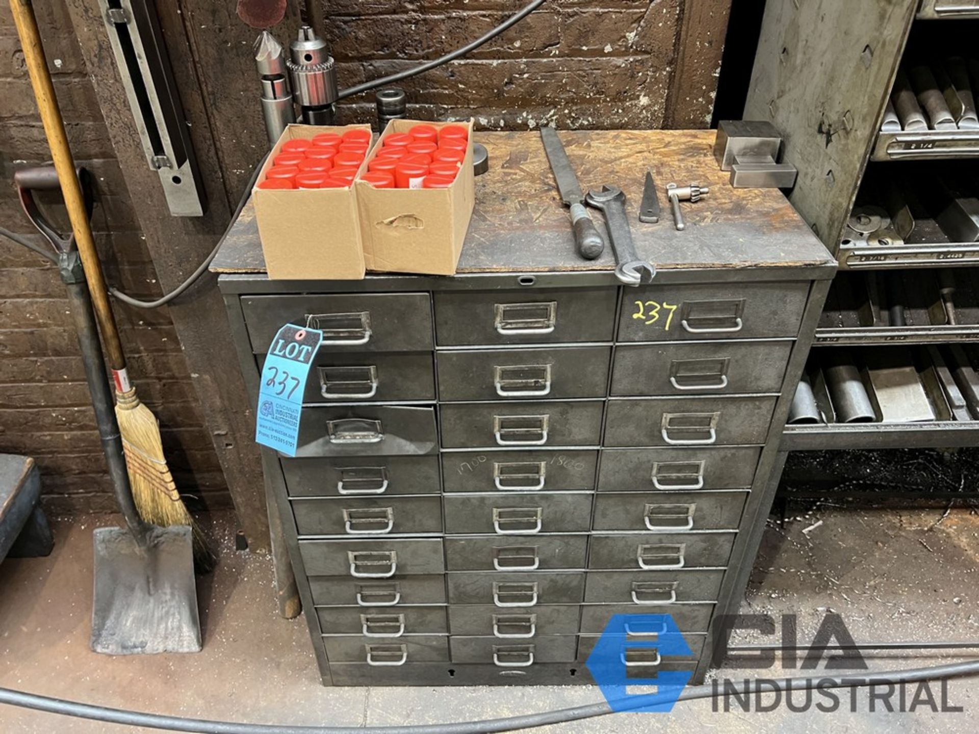 (LOT) R-8 COLLETS & CABINET W/ PERISHABLE TOOLING