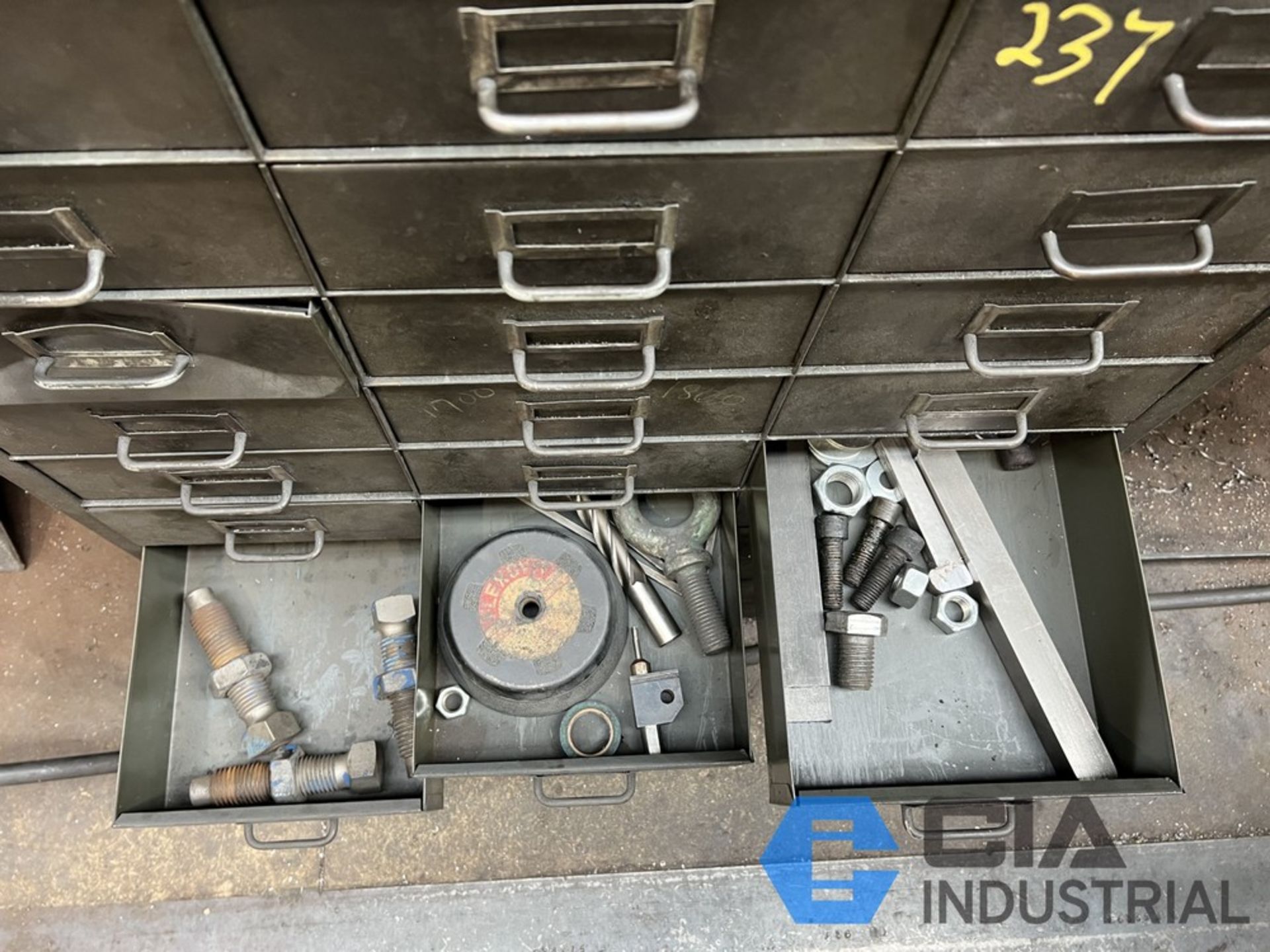 (LOT) R-8 COLLETS & CABINET W/ PERISHABLE TOOLING