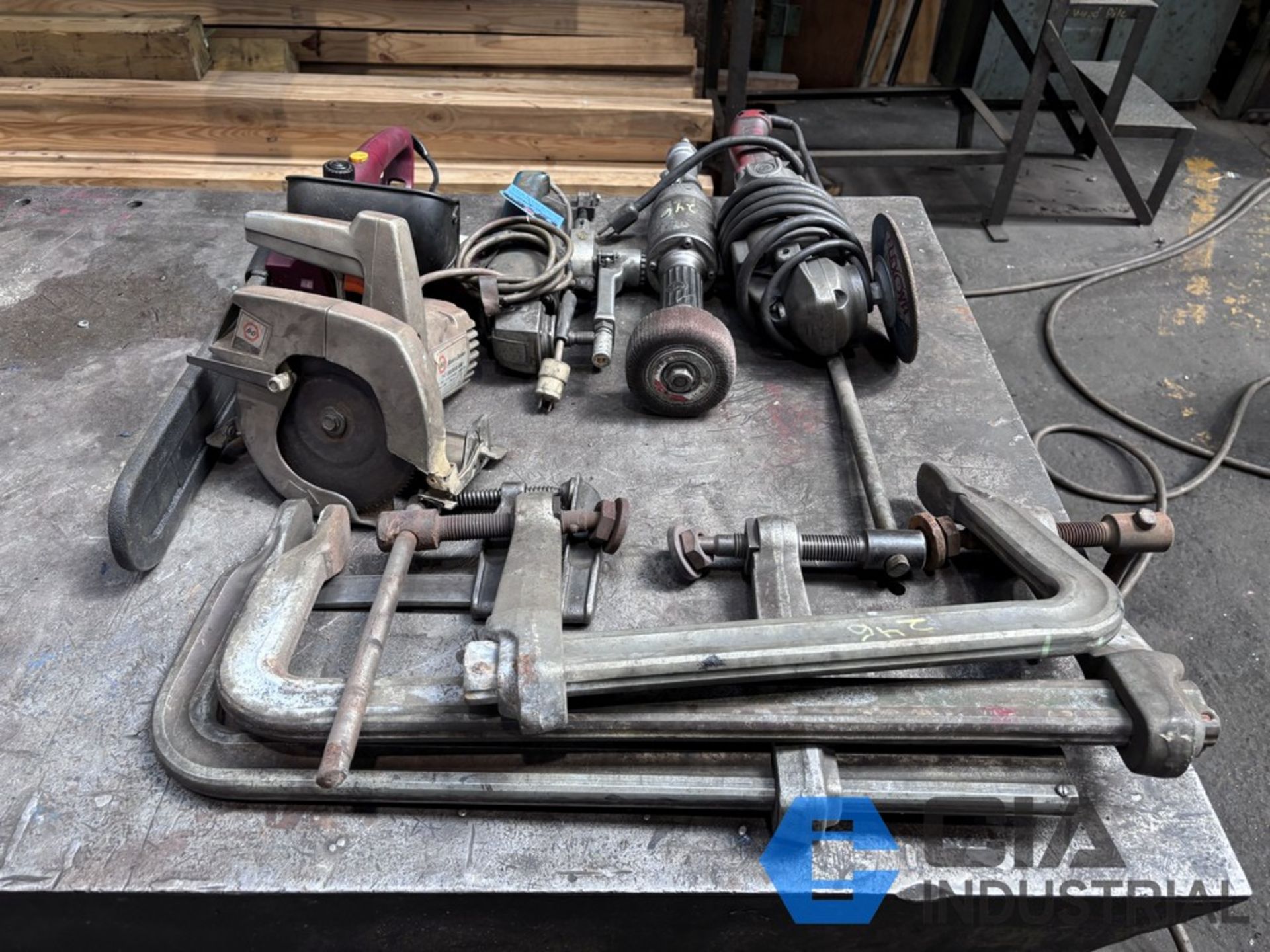 (LOT) POWER TOOLS ON STEEL BENCH; ANGLE GRINDERS, STRAIGHT SHANK ...