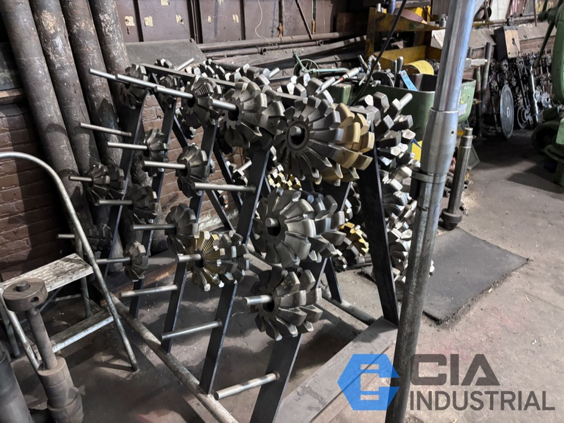 (LOT) GEAR CUTTERS ON STEEL RACK
