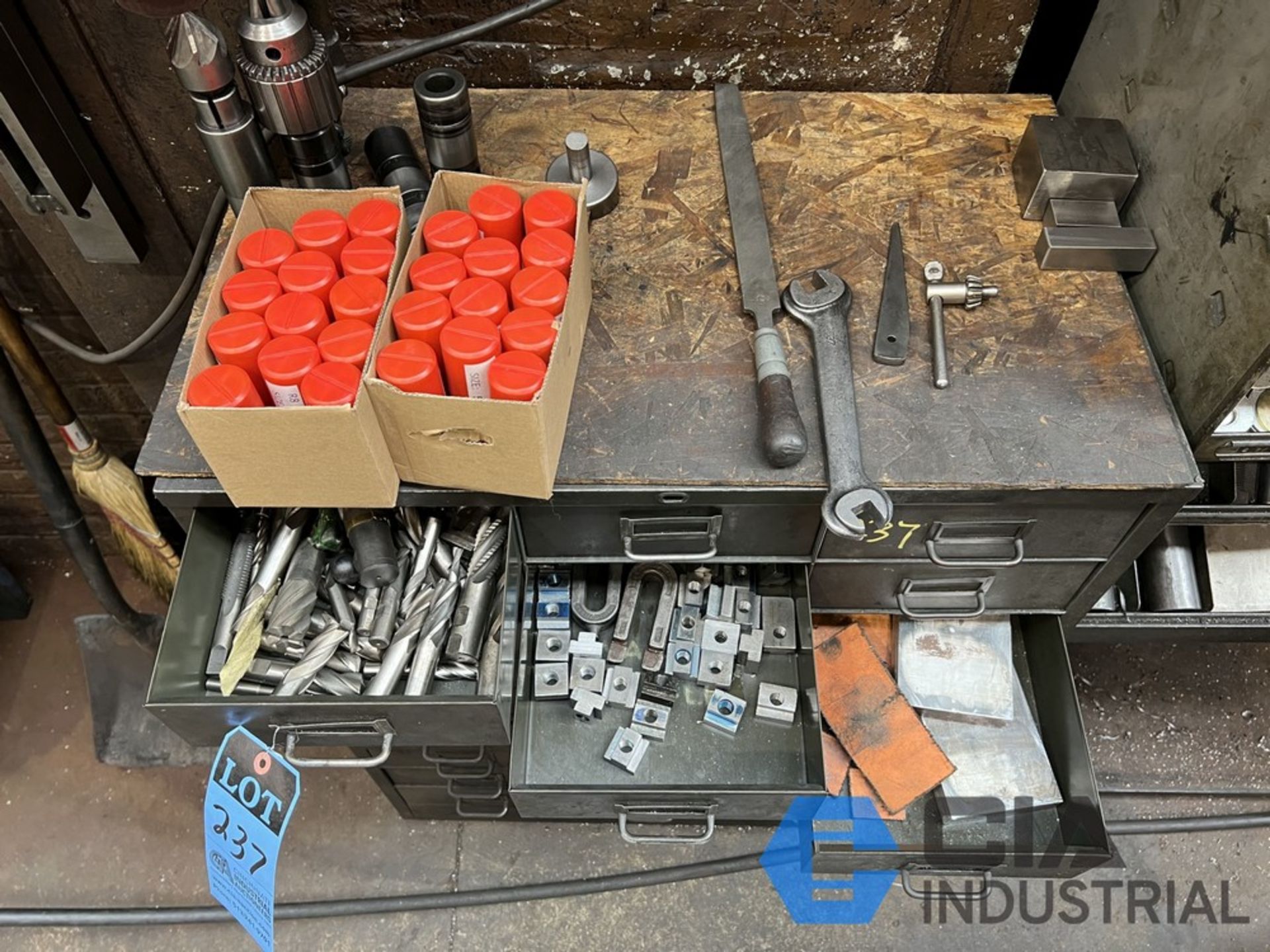 (LOT) R-8 COLLETS & CABINET W/ PERISHABLE TOOLING