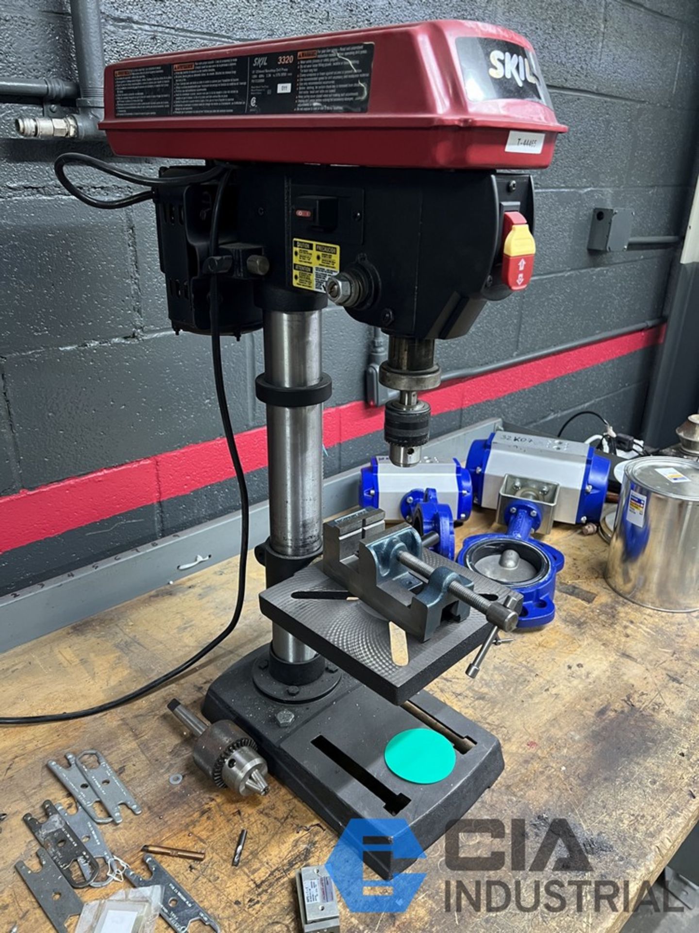 SKIL MODEL 3320 DRILL PRESS, BENCH TOP, 8" X 8" TABLE, 2-1/2" VISE ...