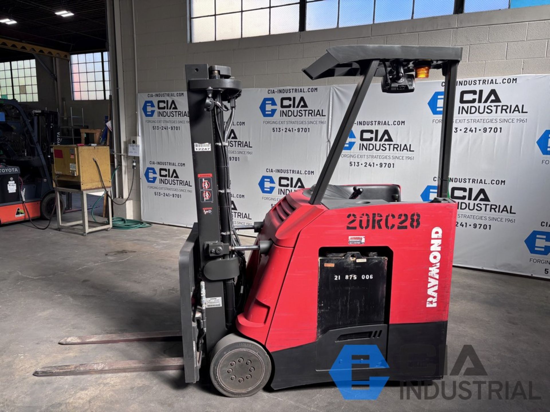 2020 - 3,500 LB. RAYMOND MODEL 425-C35TT STAND-UP ELECTRIC FORKLIFT; s ...