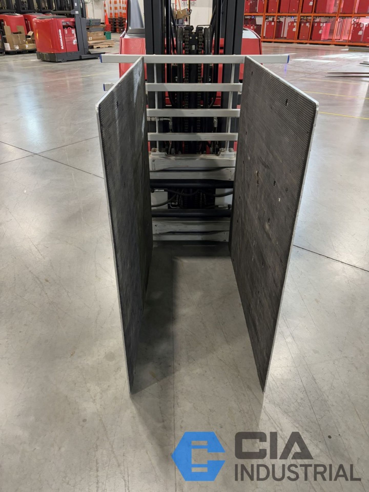 2021 - 2,640 LB. CASCADE MODEL 14J-CCS-2A-5074 HYDRAULIC CARTON CLAMP ...