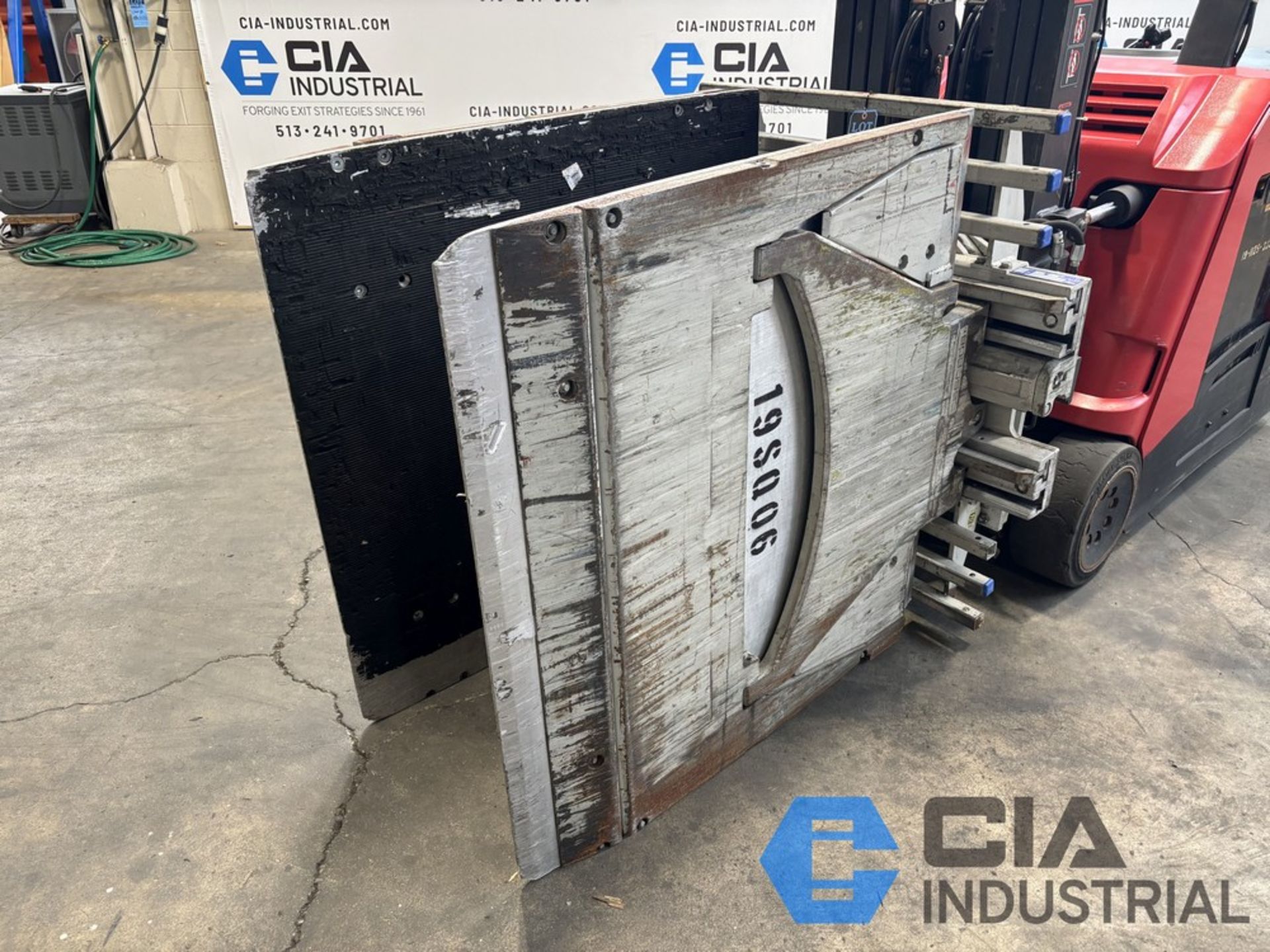 2019 - 2,500 LB. CASCADE MODEL 25D35065 ROTATING HYDRAULIC CARTON CLAMP ...