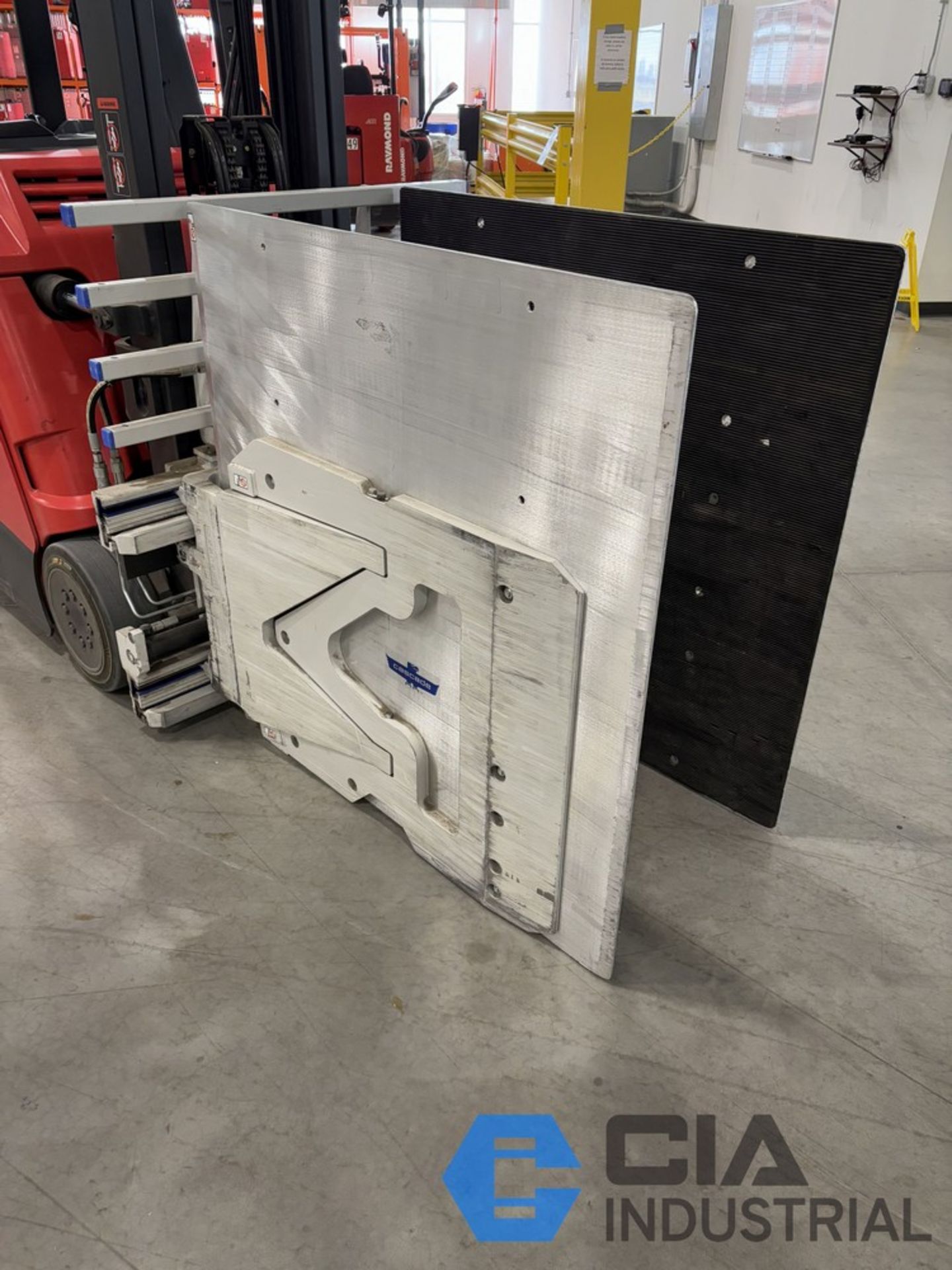 2021 - 2,640 LB. CASCADE MODEL 14J-CCS-2A-5074 HYDRAULIC CARTON CLAMP ...