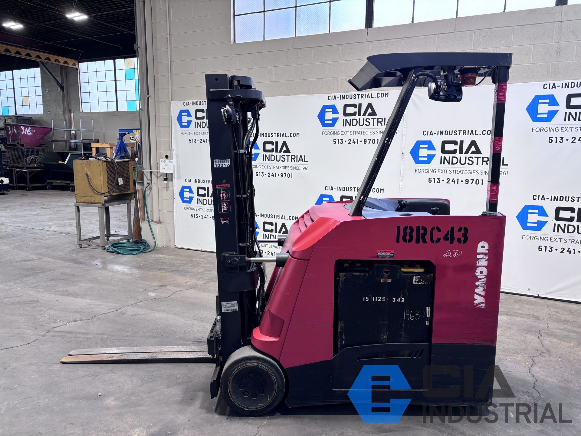 2018 - 5,000 LB. RAYMOND MODEL 425-C50TT STAND-UP ELECTRIC FORKLIFT; s ...