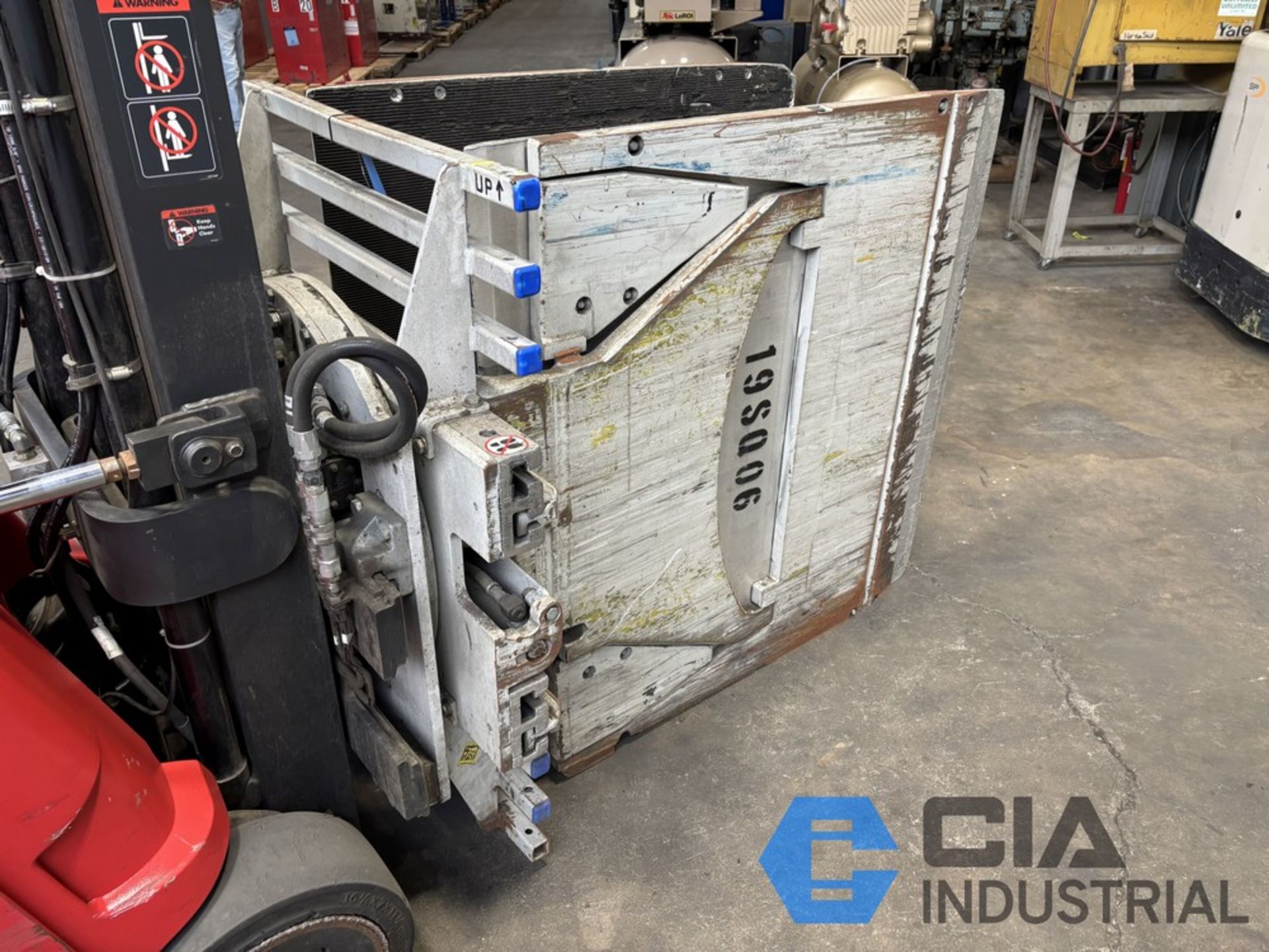 2019 - 2,500 LB. CASCADE MODEL 25D35065 ROTATING HYDRAULIC CARTON CLAMP ...