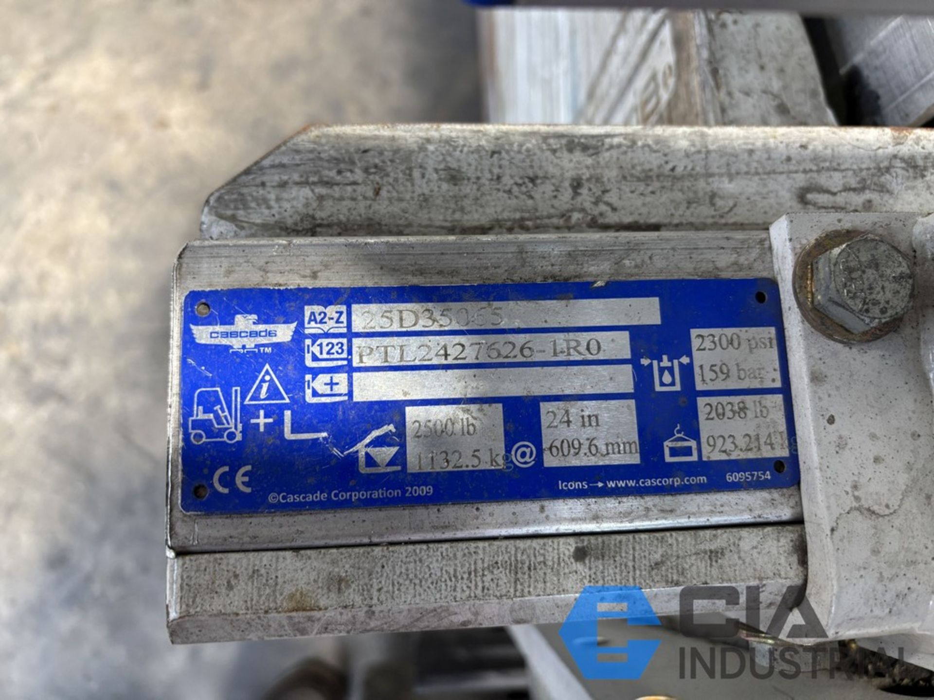2019 - 2,500 LB. CASCADE MODEL 25D35065 ROTATING HYDRAULIC CARTON CLAMP ...