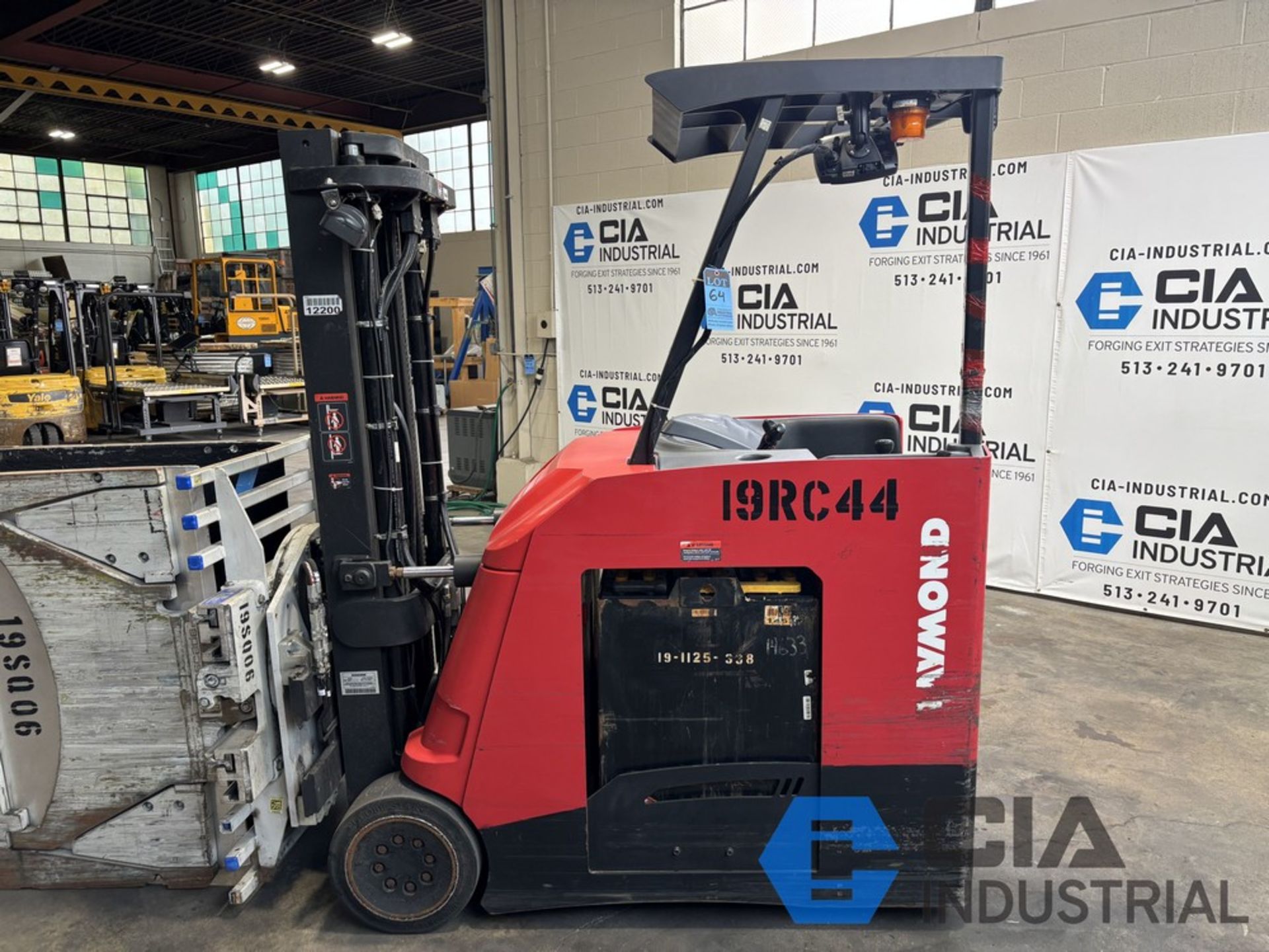 { Choice of lots: 75 } 2019 - 5,000 LB. RAYMOND MODEL 425-C50TT STAND ...