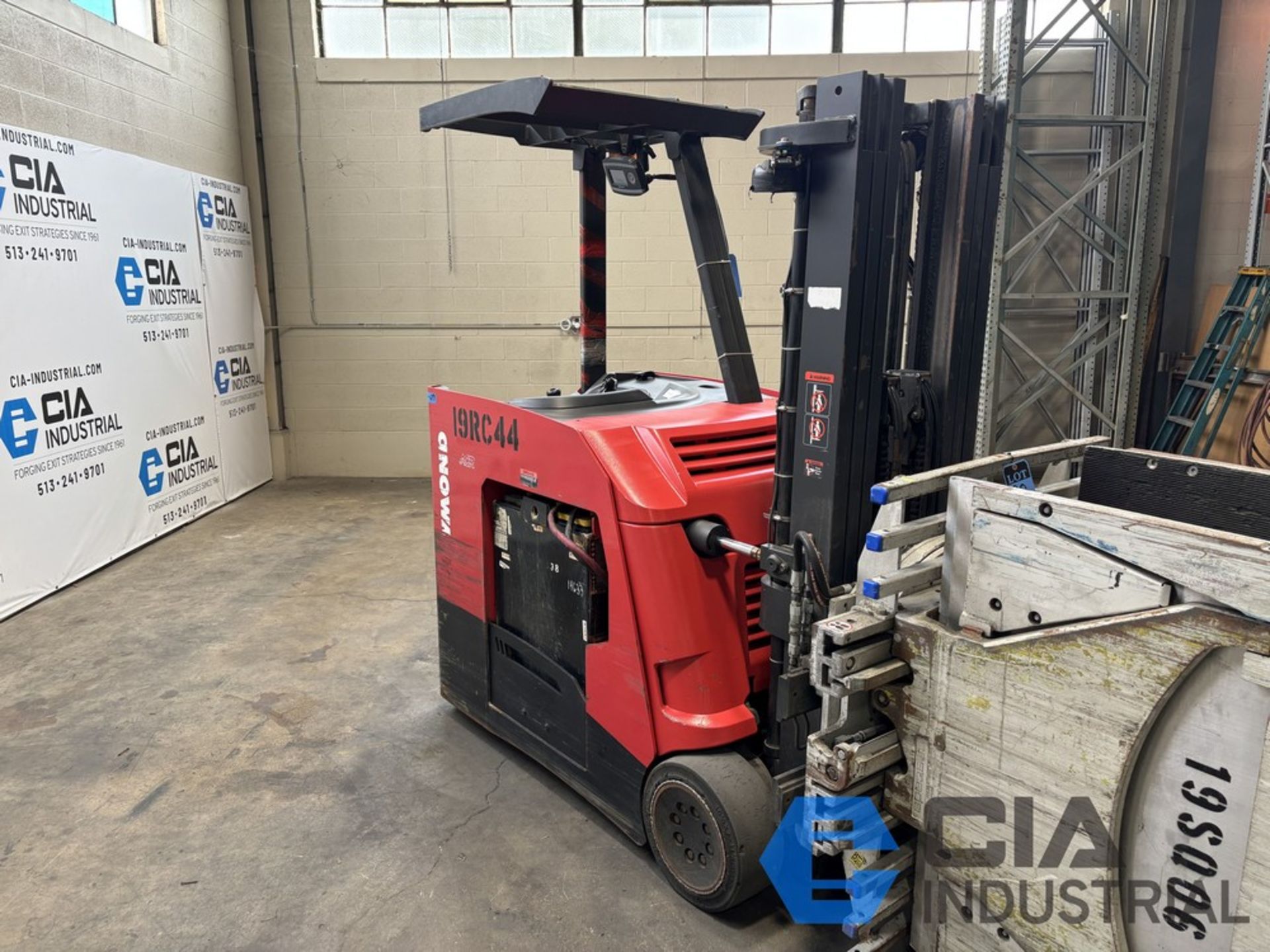 { Choice of lots: 75 } 2019 - 5,000 LB. RAYMOND MODEL 425-C50TT STAND ...