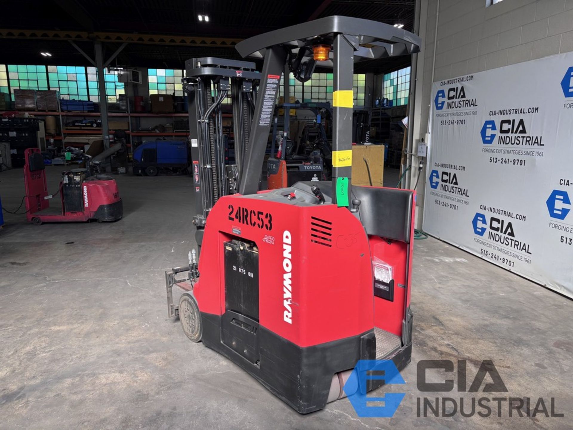 { Choice of lots: 70, 72 } 2024 - 3,500 LB. RAYMOND MODEL 425-C35TT ...