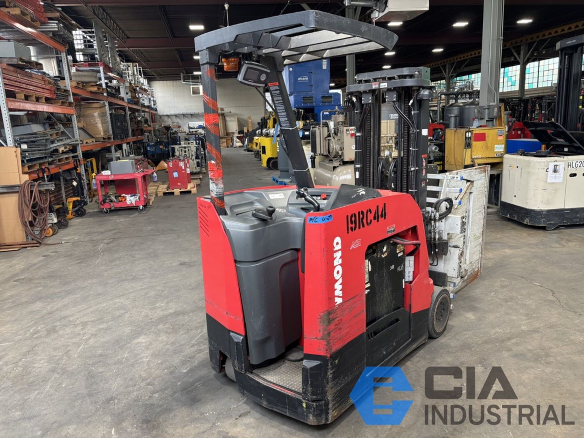{ Choice of lots: 75 } 2019 - 5,000 LB. RAYMOND MODEL 425-C50TT STAND ...