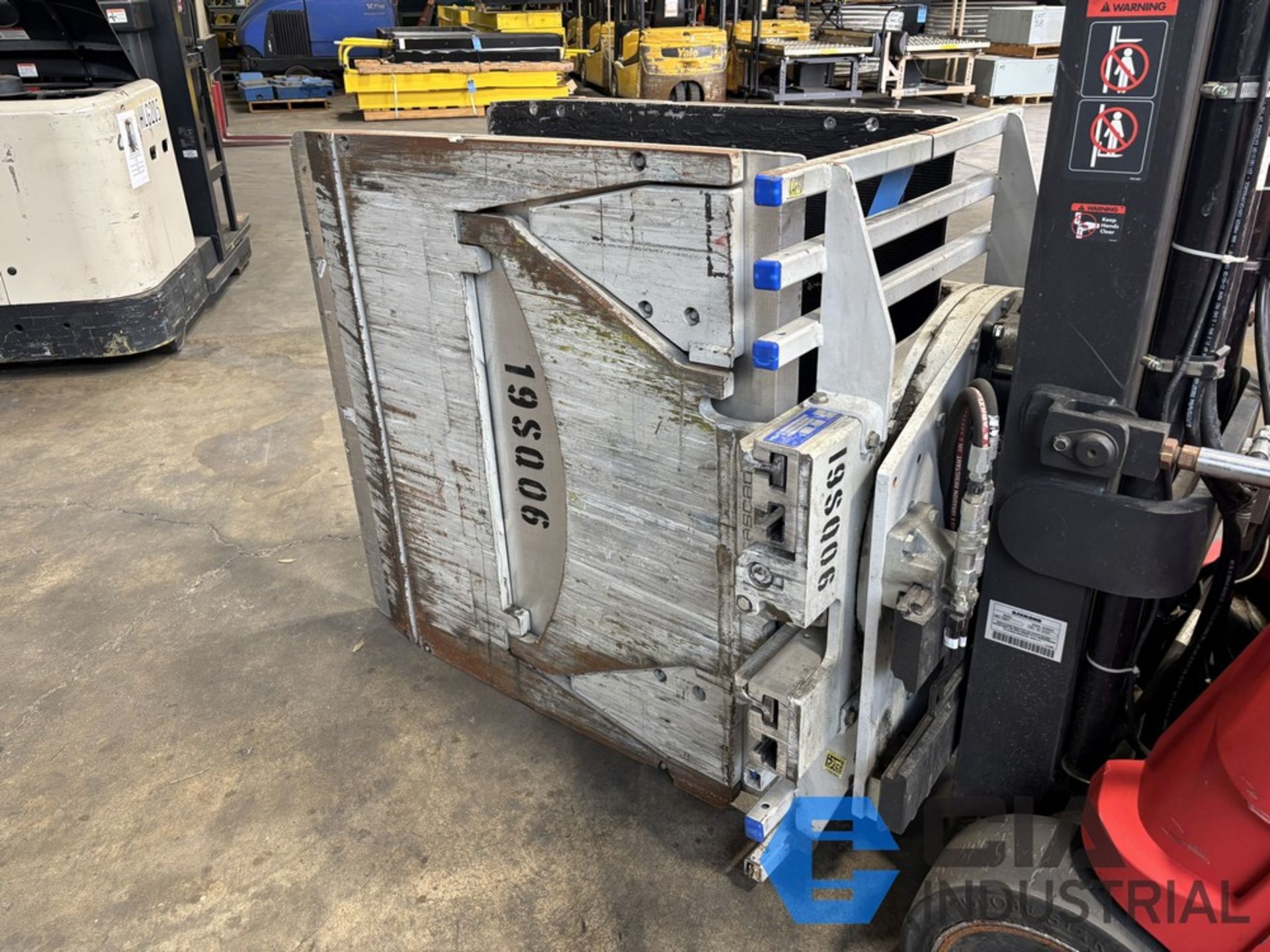 2019 - 2,500 LB. CASCADE MODEL 25D35065 ROTATING HYDRAULIC CARTON CLAMP ...