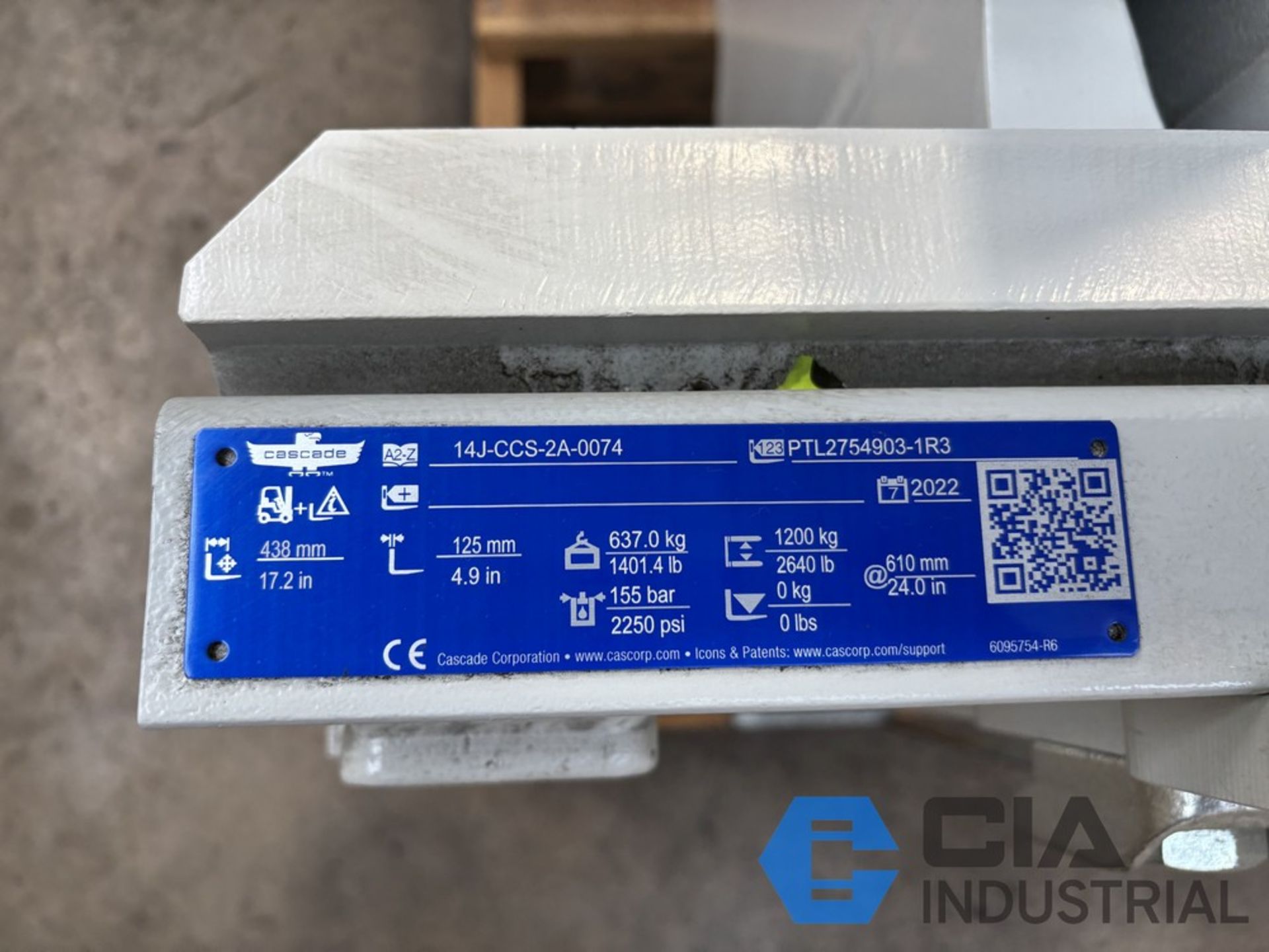 2022 - NEW NEVER USED 2,500 LB. CASCADE MODEL 14J-CCS-2A-0074 HYDRAULIC CARTON CLAMP ATTACHMENT;