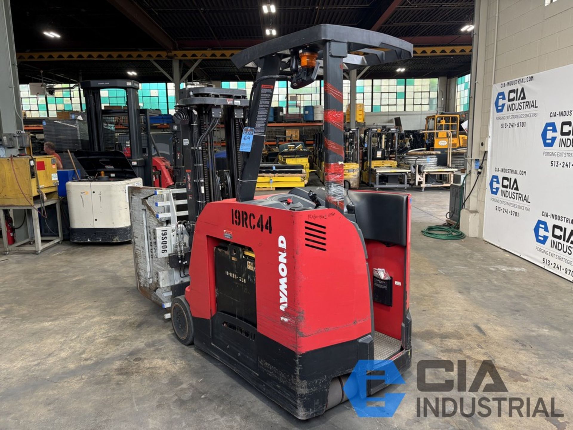 { Choice of lots: 75 } 2019 - 5,000 LB. RAYMOND MODEL 425-C50TT STAND ...