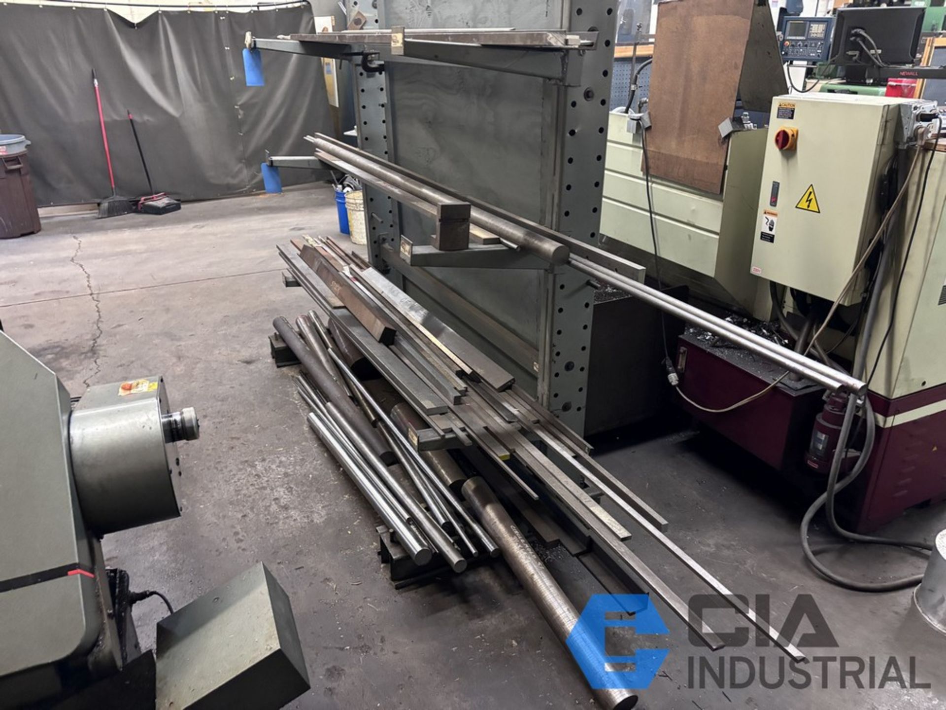 (LOT) CONTENTS OF STOCK RACKS INCLUDING STEEL AND ALUMINUM BAR AND ROD ...