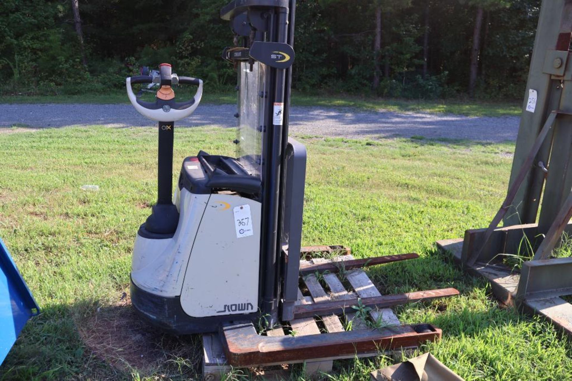 Crown ST3000-20 Walkie Stacker Forklift Mast: 2 Stage, 94 in Max Lift ...