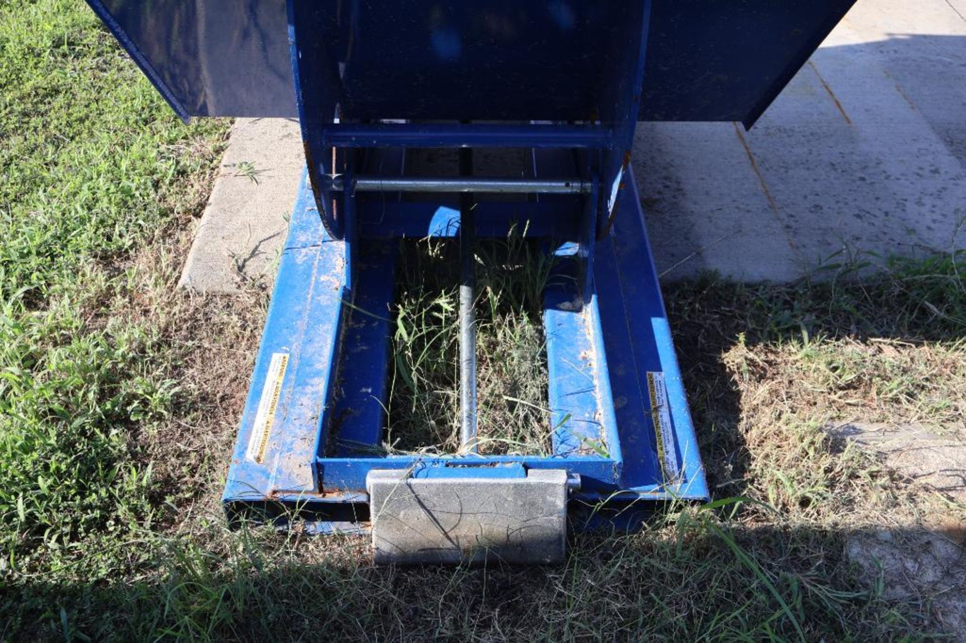 Vestil D-100-LD 2K dump hopper