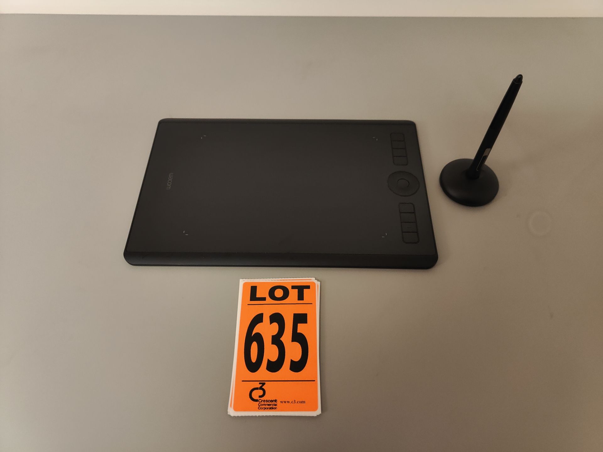 WACOM Intuos Pro (Medium) PTH-660 w/ WACOM Pro Pen 2, Pen Stand