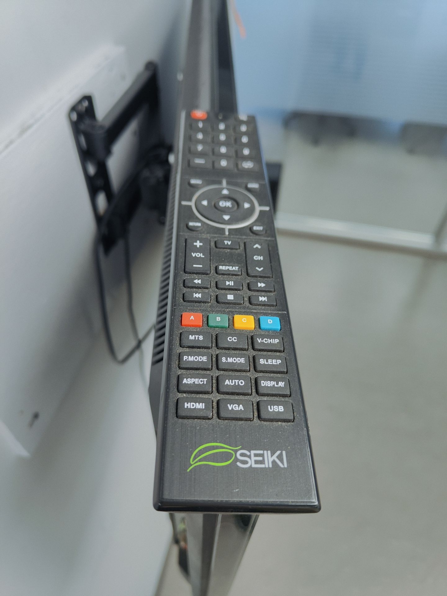 SEIKI Flat-Screen Wall-Mount Television, with SEIKI Remote, cables ...