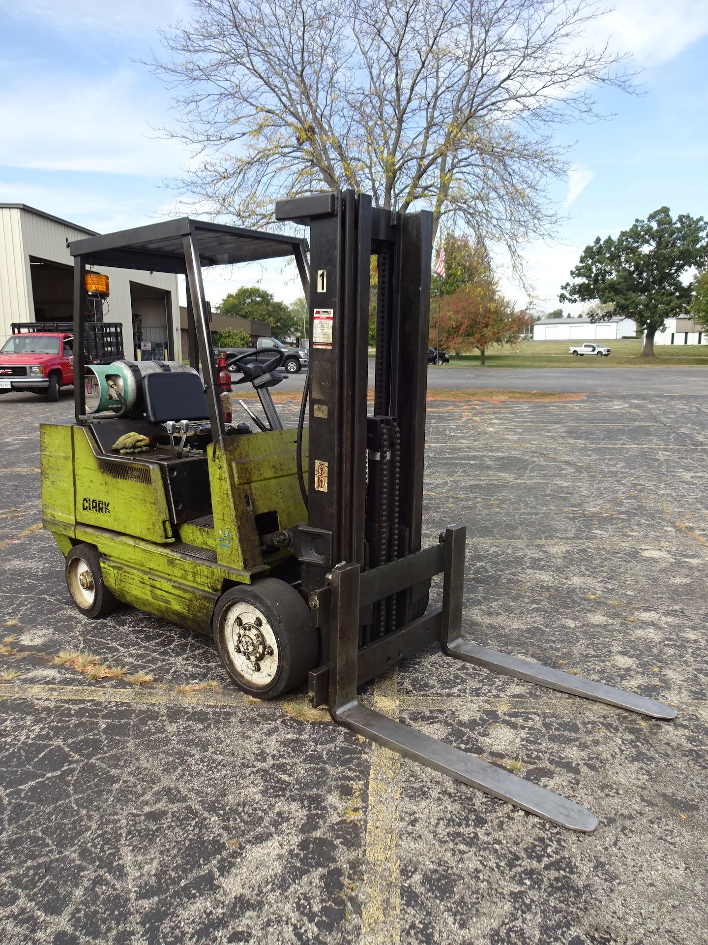 CLARK 5350 LB. CAPACITY MODEL GCX30 LP FORKLIFT TRUCK S/N GX230-1439 ...