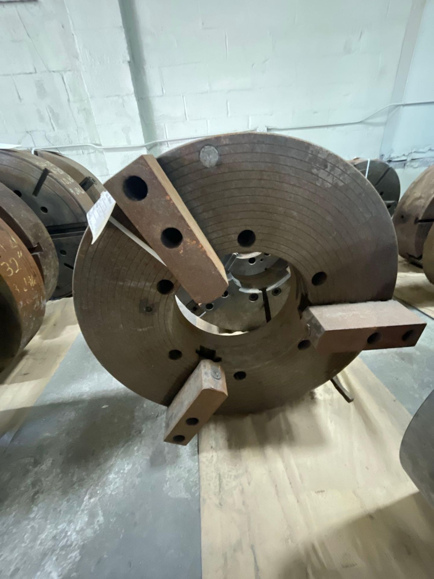 HMT ID: 262 Chuck Brand: Pratt Burnerd Chuck Size: 28" Chuck Jaws: 3 / ...