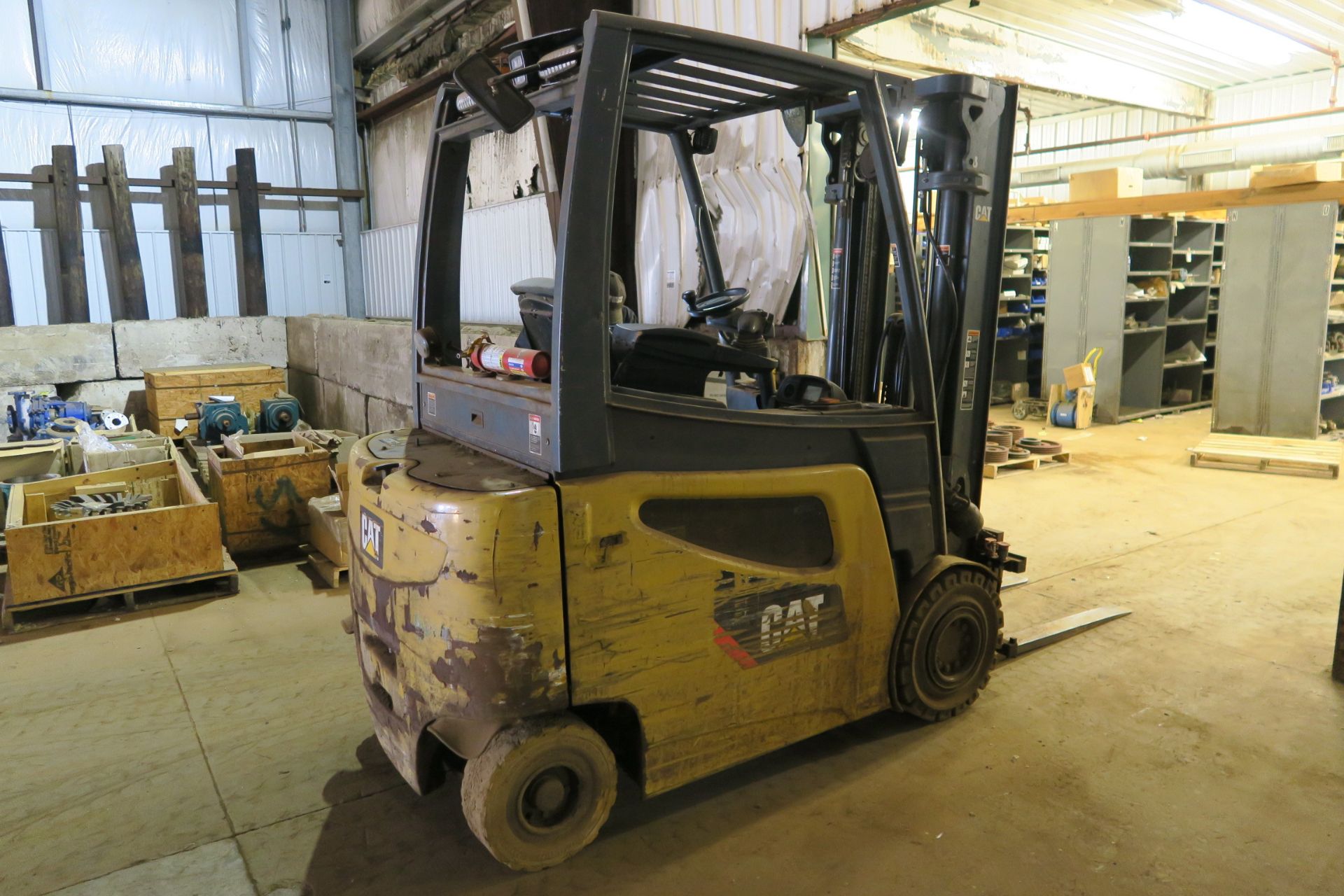 CAT ELECTRIC FORKLIFT, MODEL 2EPC5000, S/N FN565933, CAP 2260KG ...