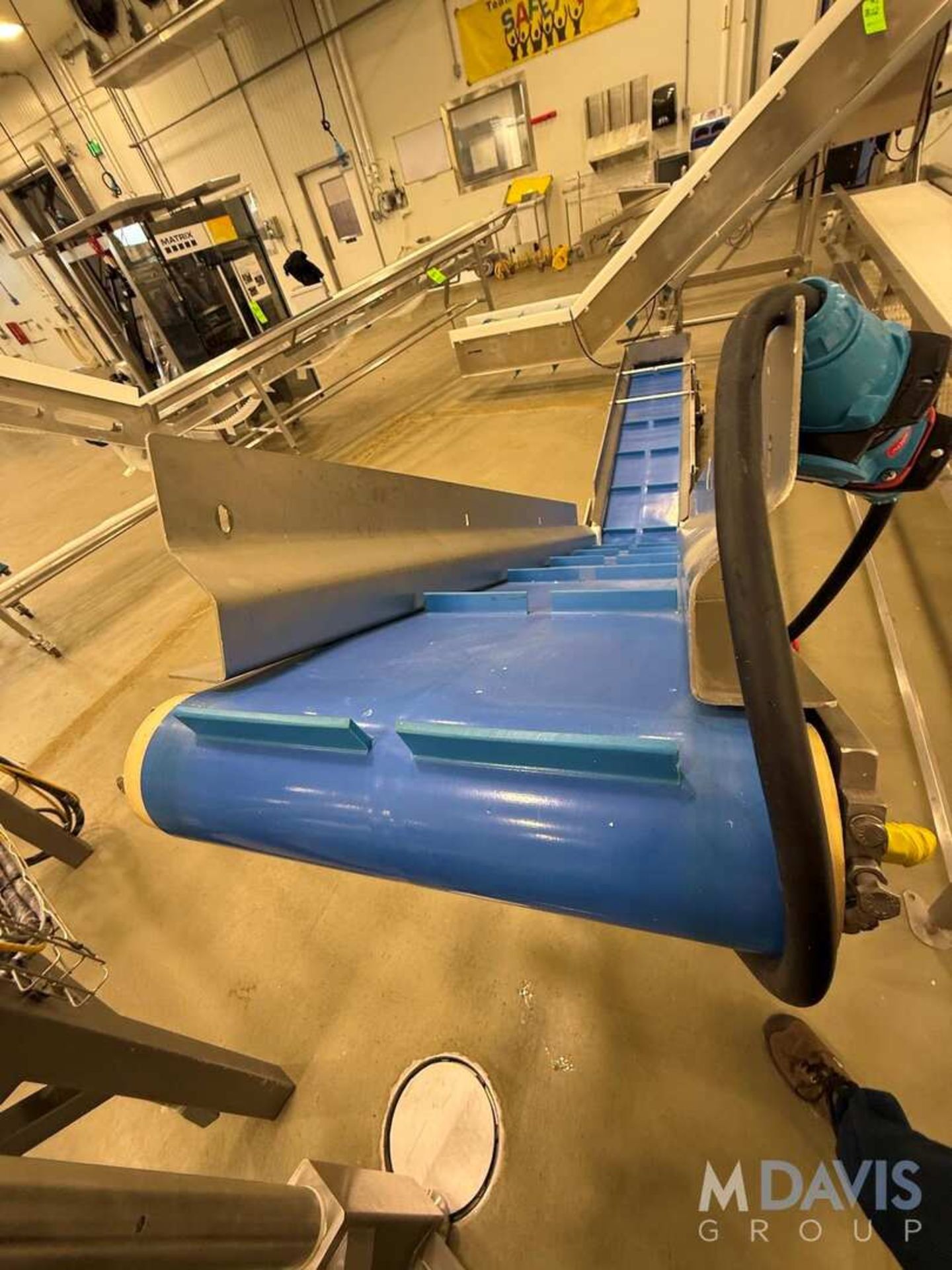 PORTABLE CLEATED INCLINE CONVEYOR, VARIABLE SPEED CONTROLLER, APPROX ...