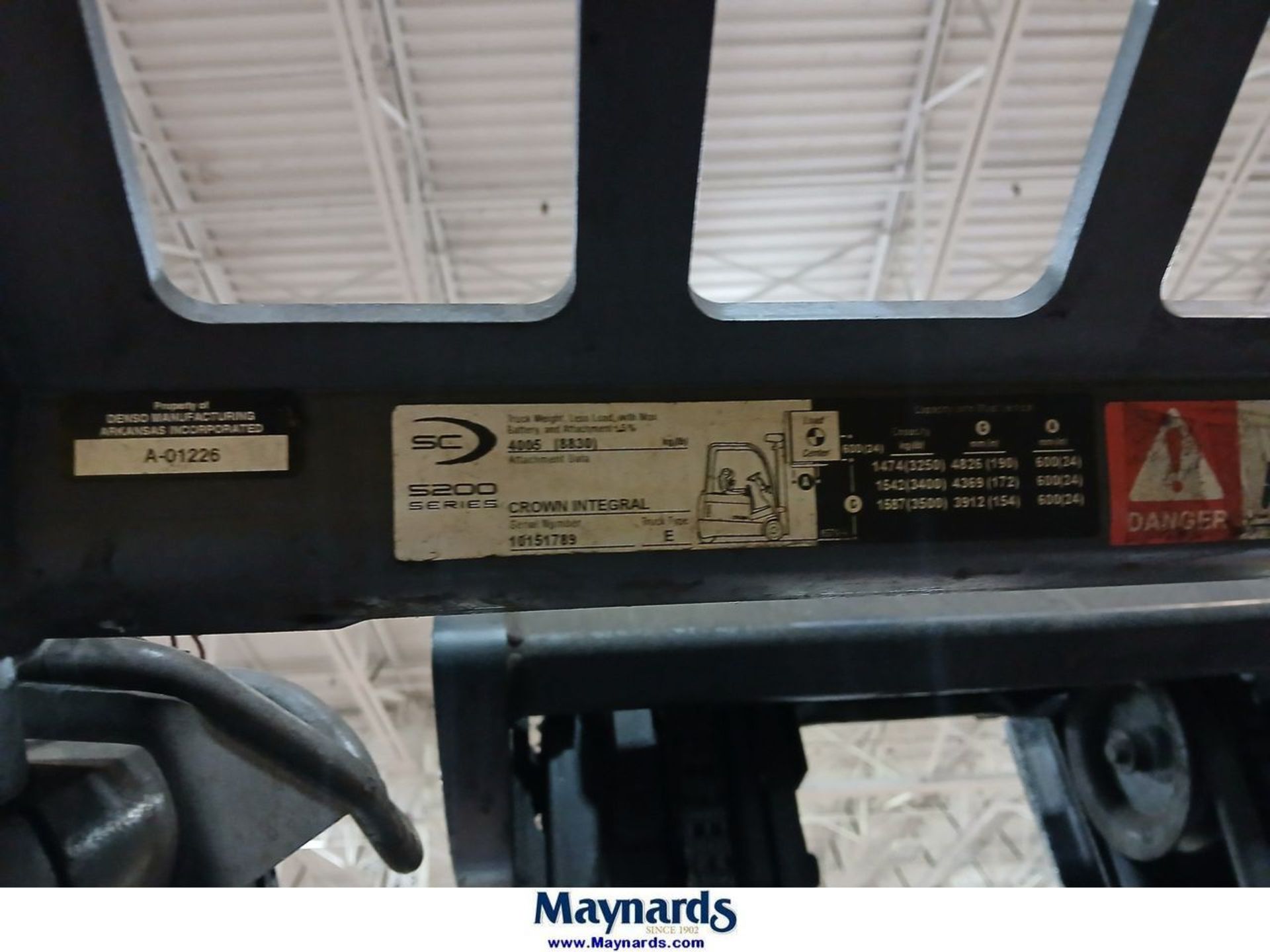 CROWN ELECTRIC FORKLIFT TRUCK #SC5225-35 10121.4 HOURS, TRUCK WEIGHT ...