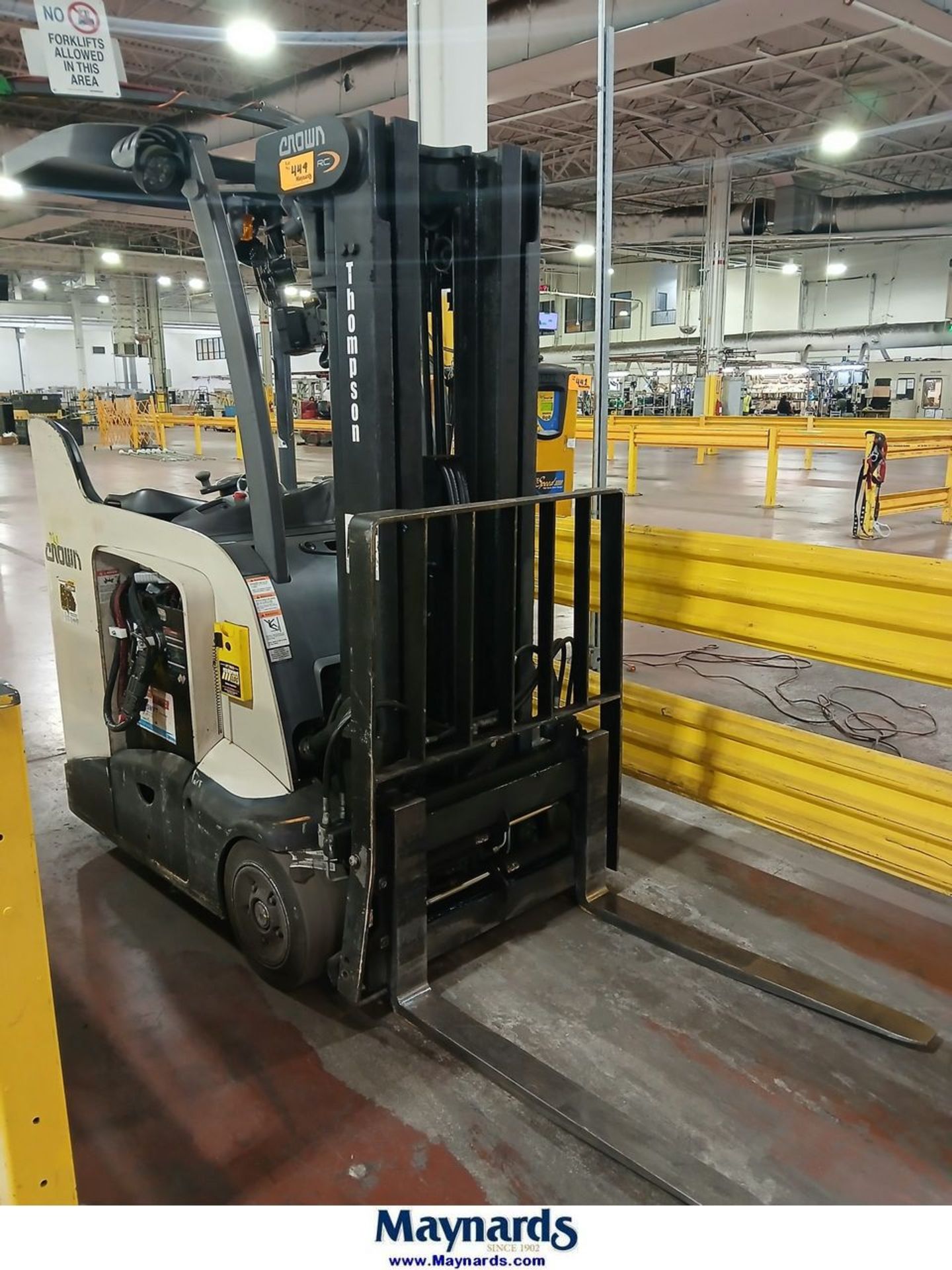 CROWN ELECTRIC FORKLIFT TRUCK #SC5225-35 10121.4 HOURS, TRUCK WEIGHT ...